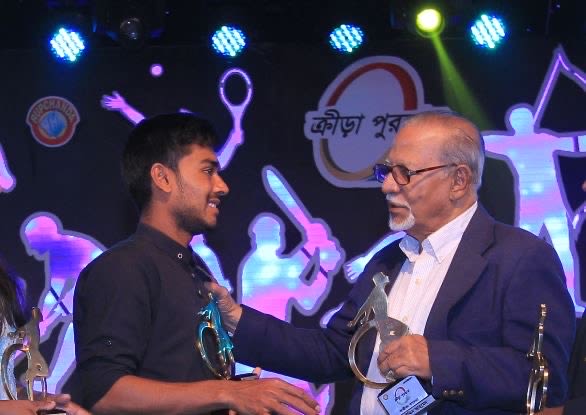 Raisuddin Ahmed was awarded the lifetime achievement award at the 2017 ...