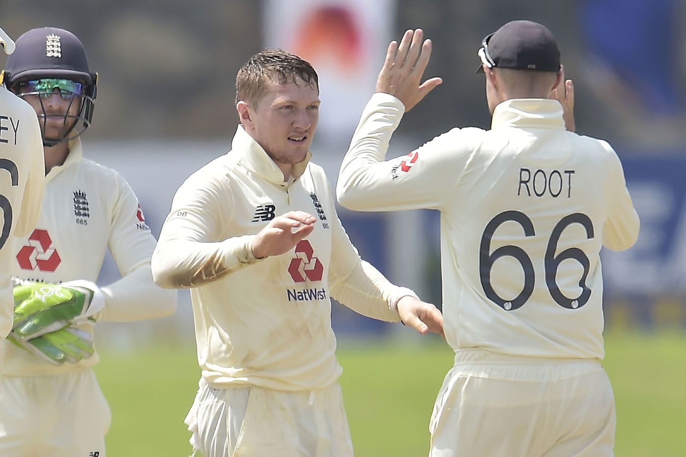 Dom Bess gets a high five from his captain | ESPNcricinfo.com