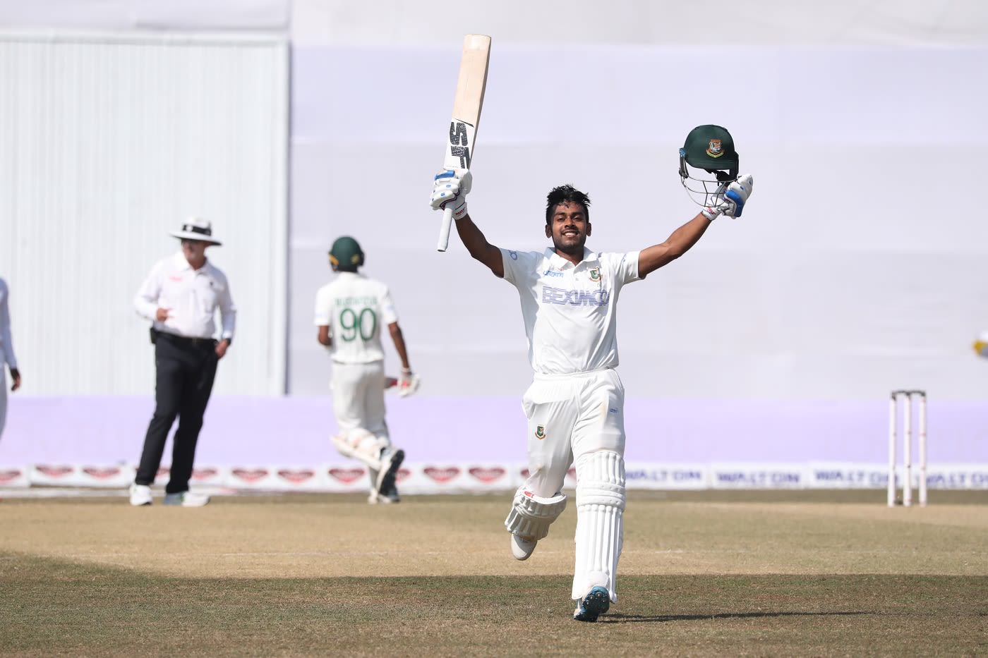 Mehidy Hasan Miraz celebrates his century | ESPNcricinfo.com