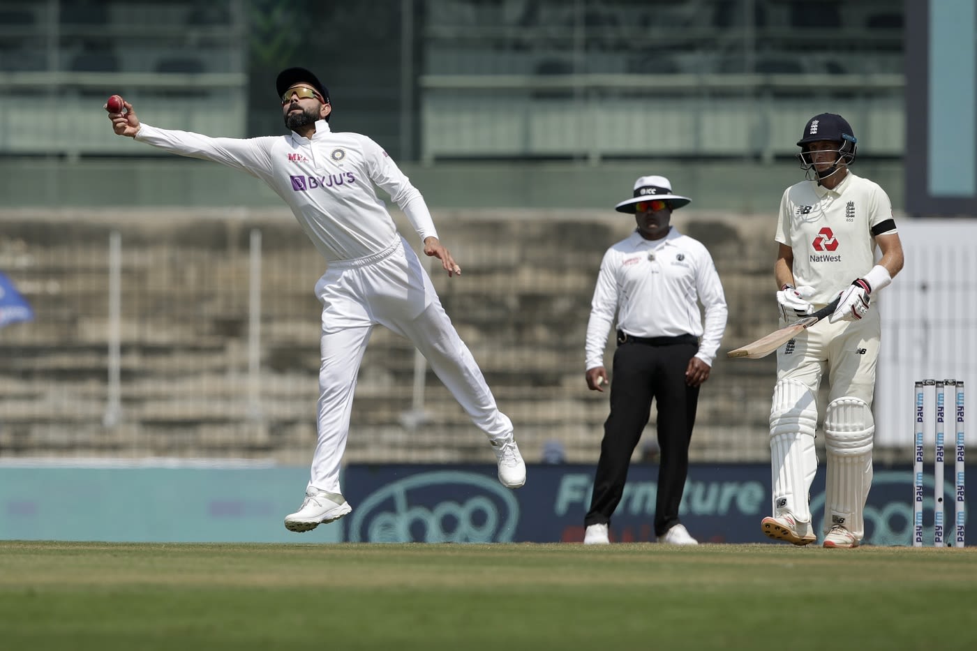 Virat Kohli reacts in the field as Joe Root looks on | ESPNcricinfo.com Virat Kohli reacts in the field as Joe Root looks on | ESPNcricinfo.com