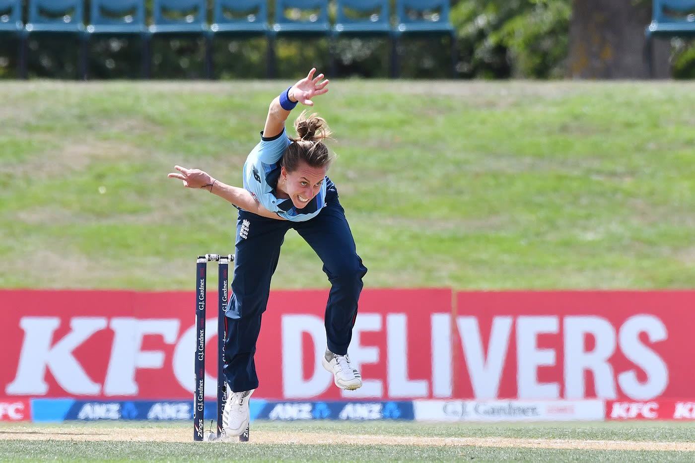 Tash Farrant sends one down | ESPNcricinfo.com