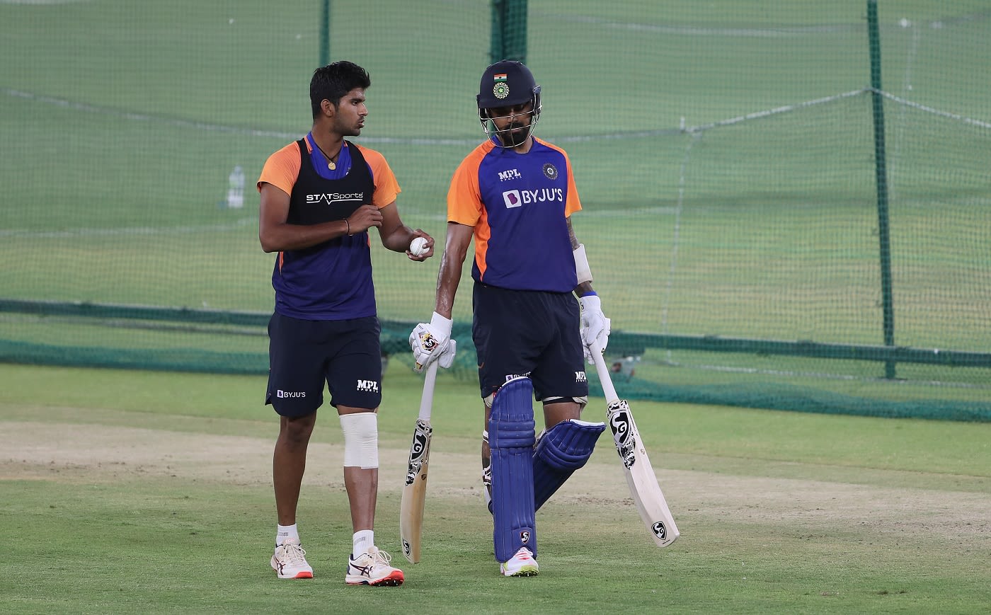 Washington Sundar and KL Rahul have a chat | ESPNcricinfo.com
