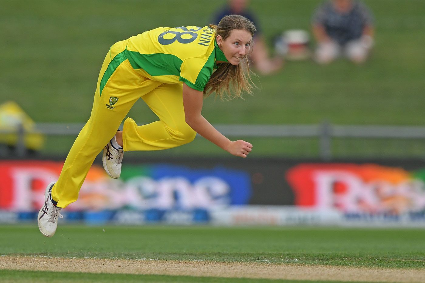 Darcie Brown steams in on her debut | ESPNcricinfo.com