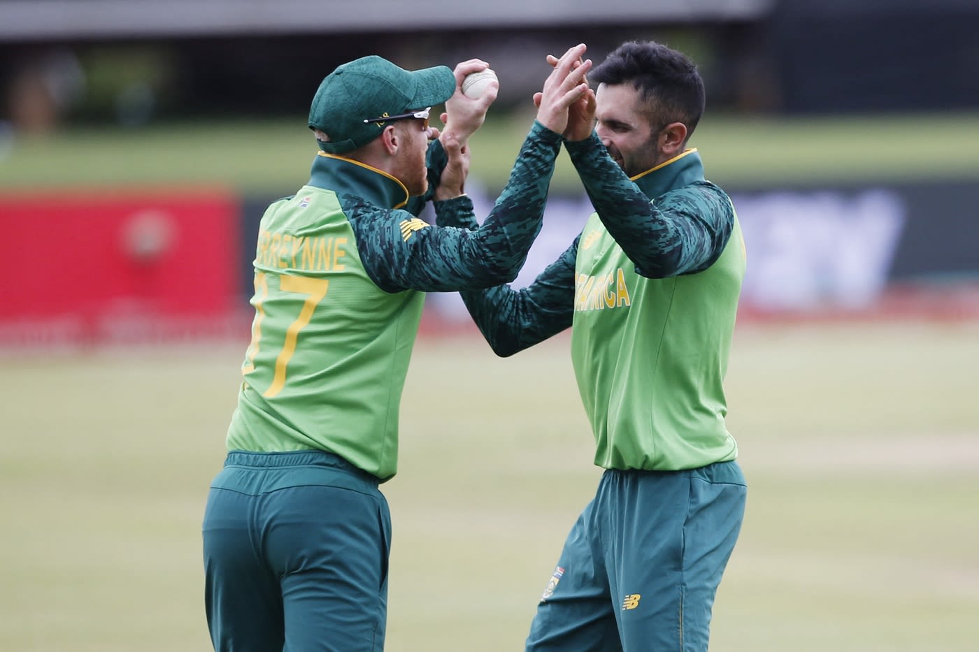 Keshav Maharaj celebrates Imam-ul-Haq's wicket with Kyle Verreynne ...