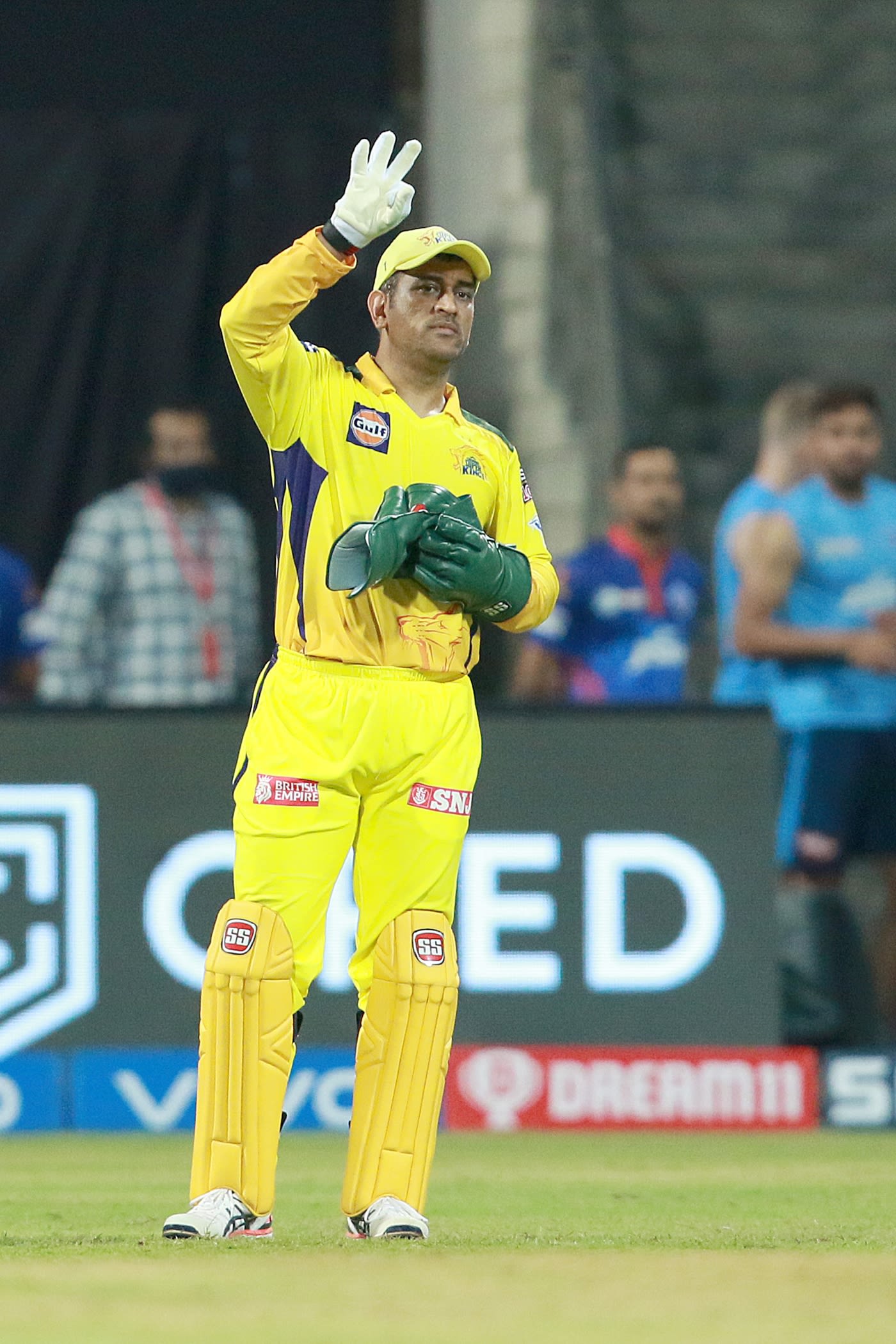 MS Dhoni gestures to his team-mates | ESPNcricinfo.com