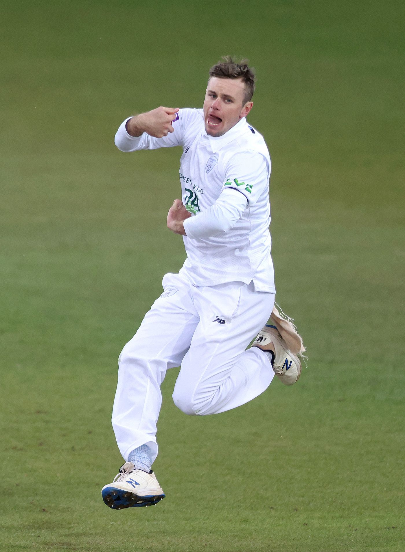 Mason Crane runs in to deliver | ESPNcricinfo.com