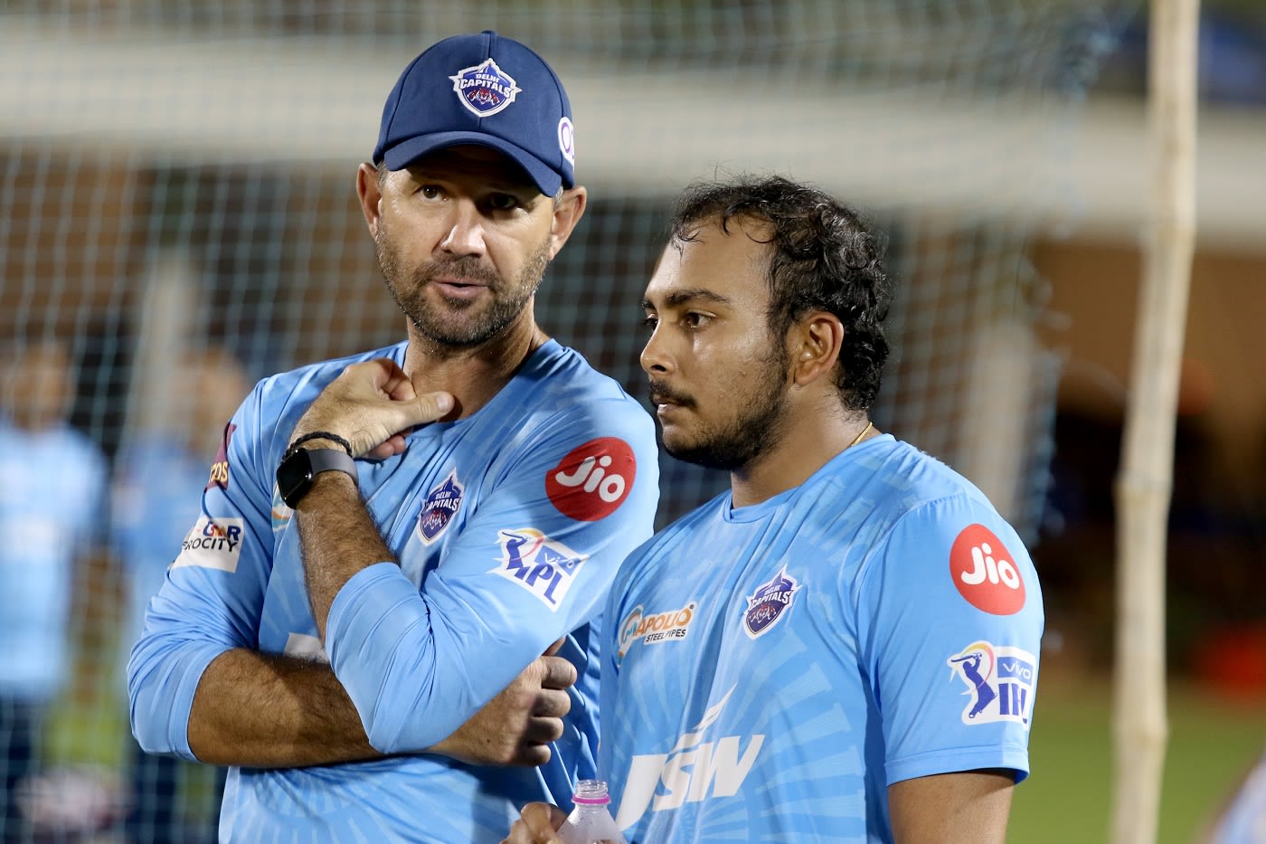 Delhi Capitals head coach Ricky Ponting has a chat with Prithvi Shaw | ESPNcricinfo.com