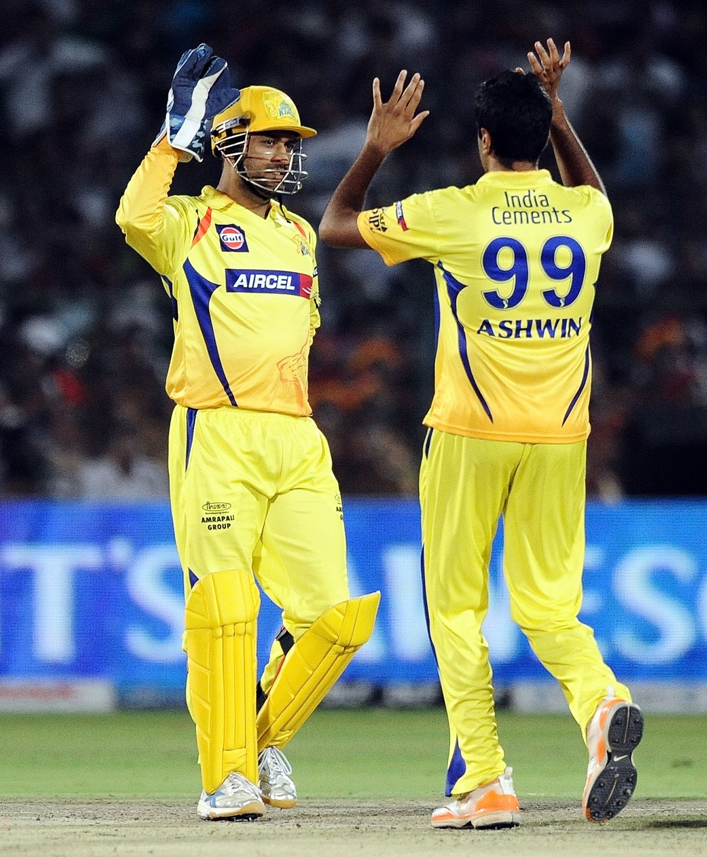 MS Dhoni and R Ashwin celebrate a wicket | ESPNcricinfo.com