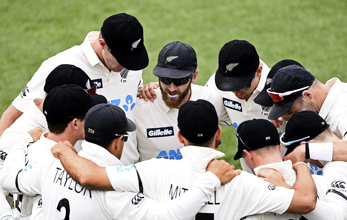 The New Zealand players gather into a huddle | ESPNcricinfo.com