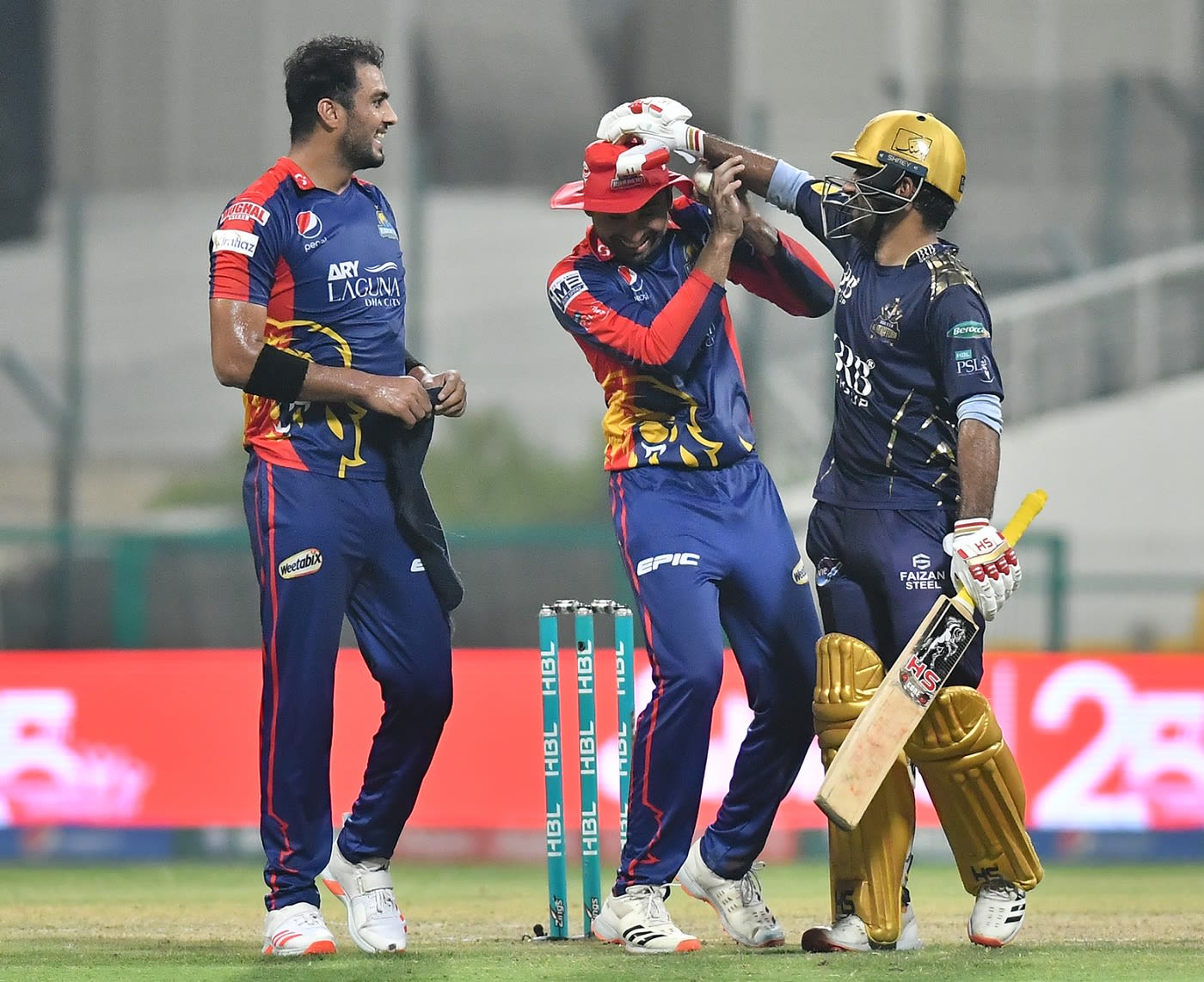 Sarfaraz Ahmed and Danish Aziz share a light moment | ESPNcricinfo.com