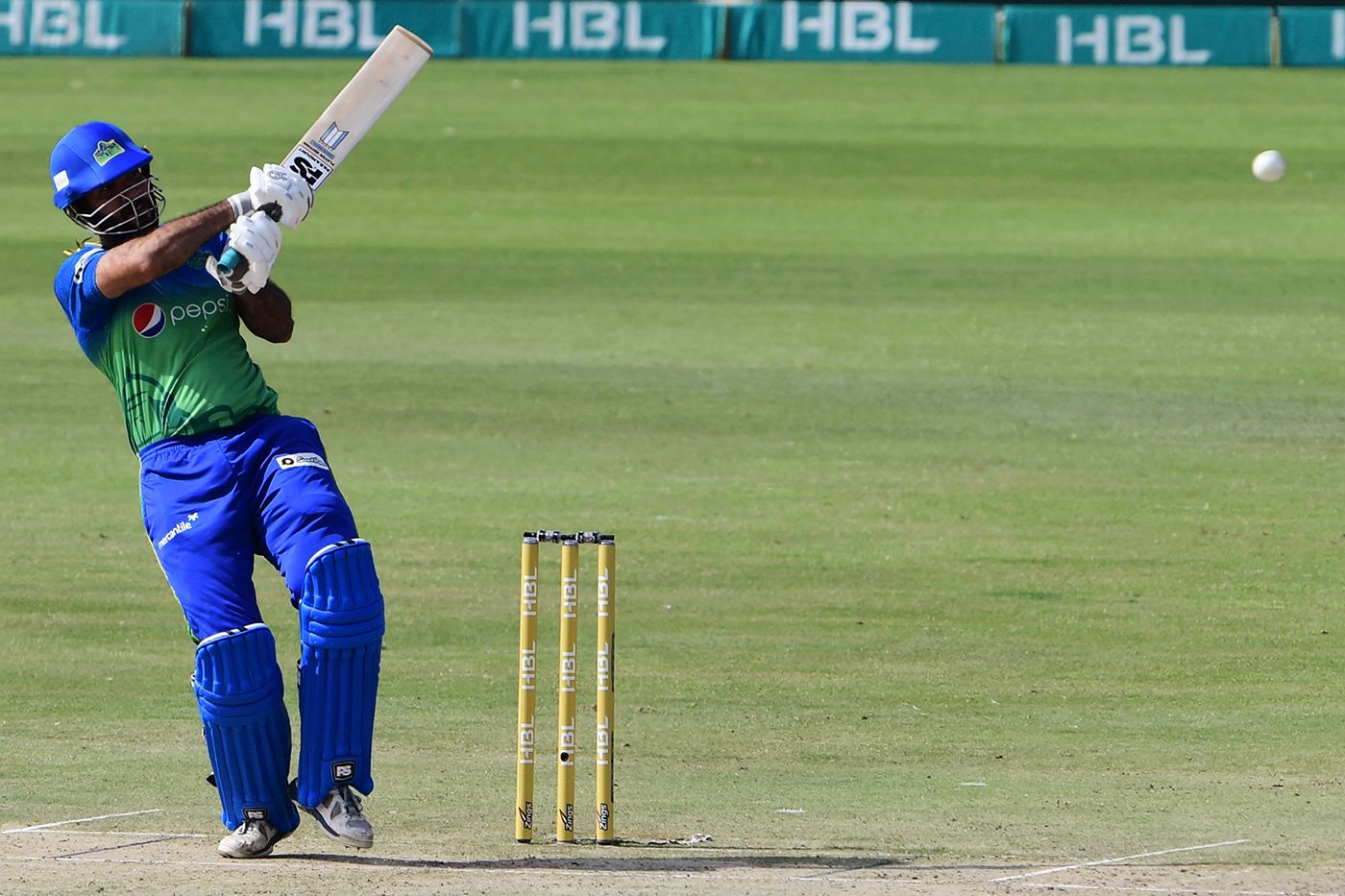 Sohaib Maqsood pulls | ESPNcricinfo.com