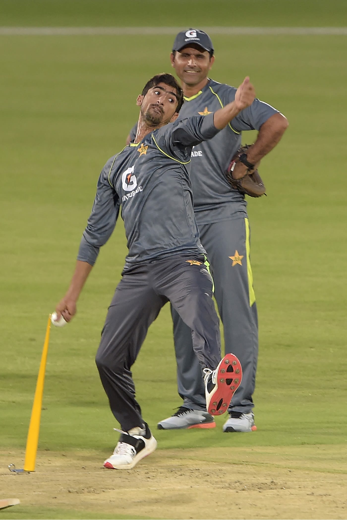 Shahnawaz Dahani bowls as Abdul Razzaq looks on | ESPNcricinfo.com