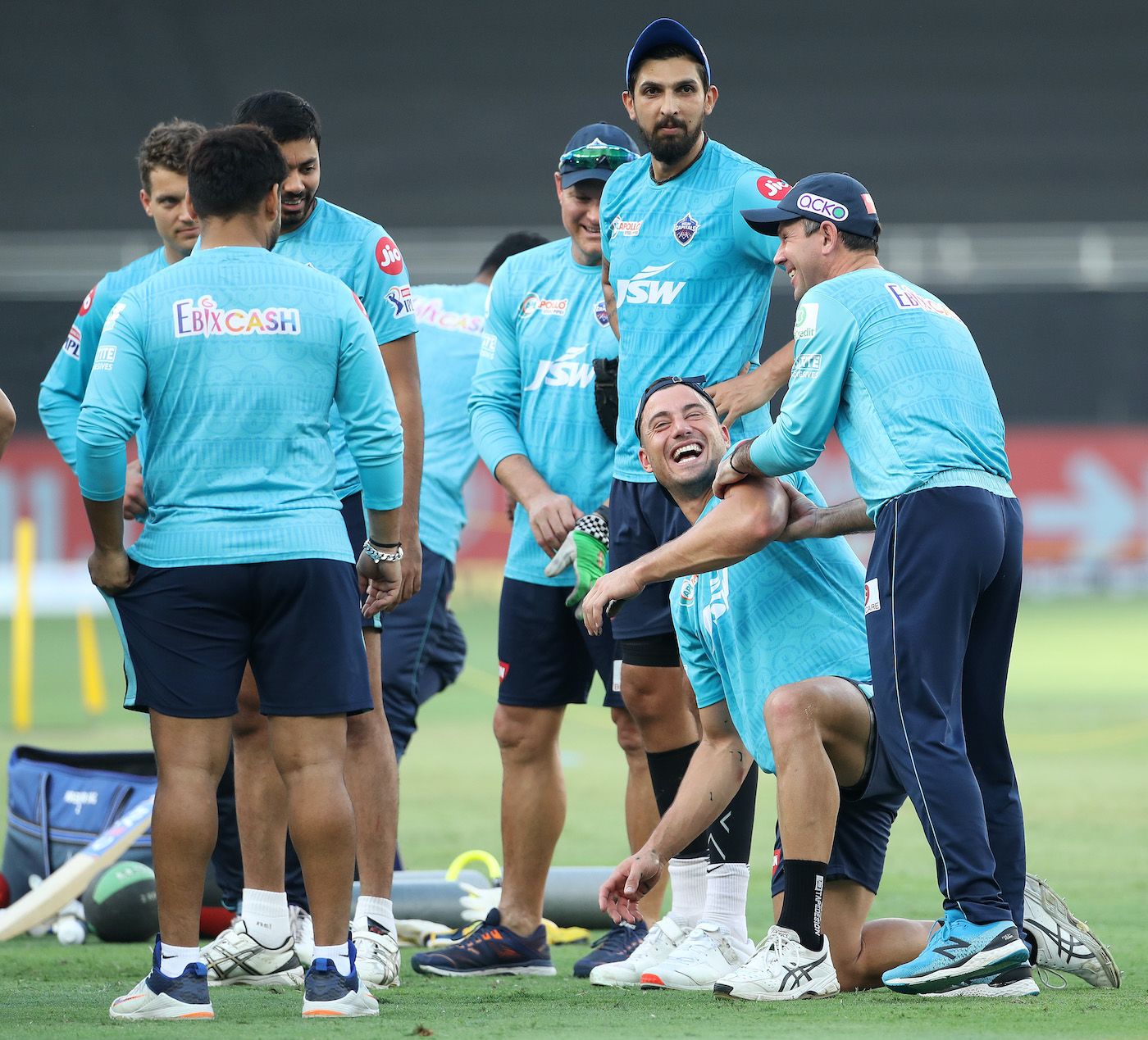 Ricky Ponting jokes around with Marcus Stoinis before the mathc | ESPNcricinfo.com
