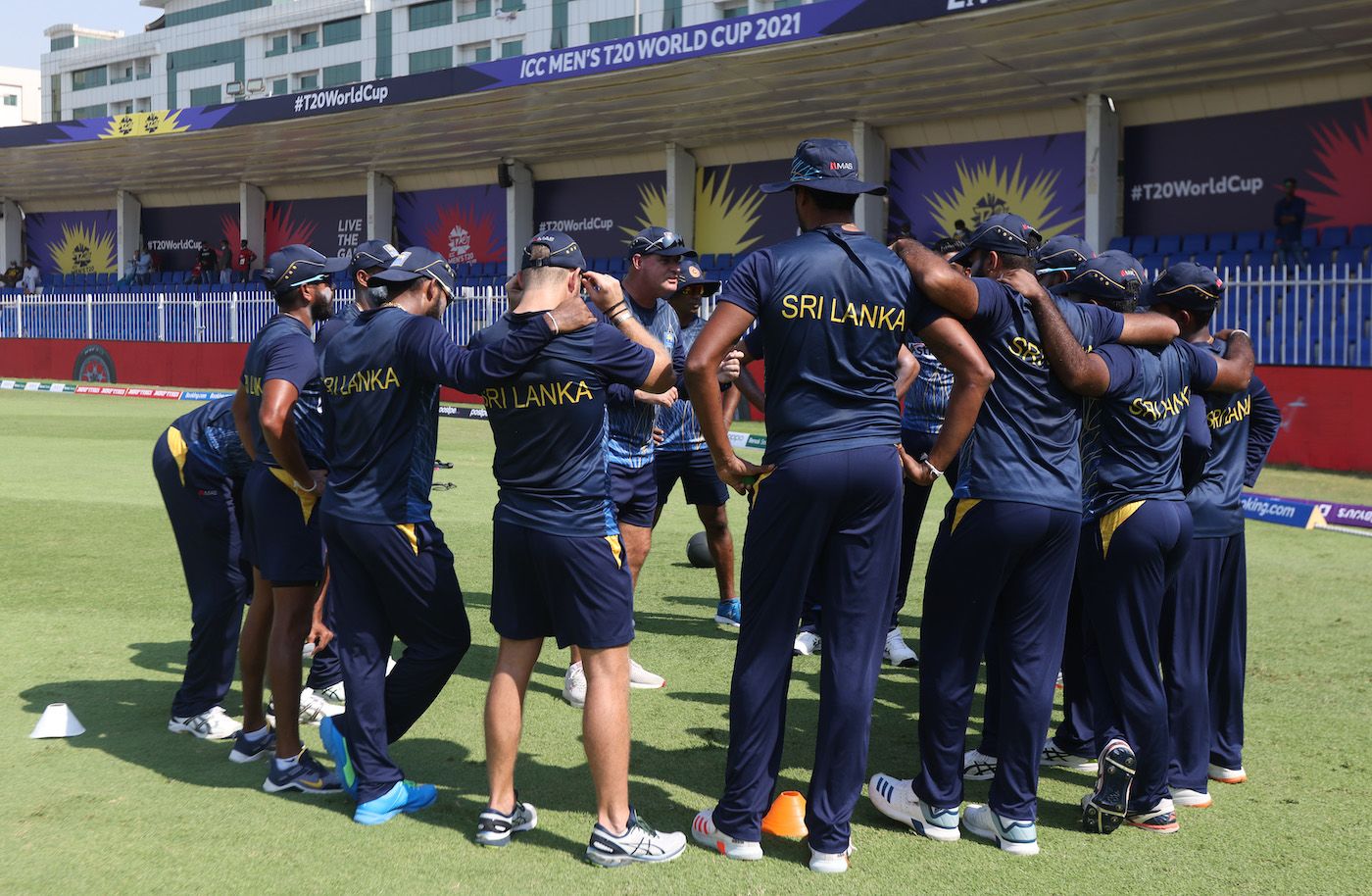 Mickey Arthur speaks in the Sri Lanka team huddle | ESPNcricinfo.com