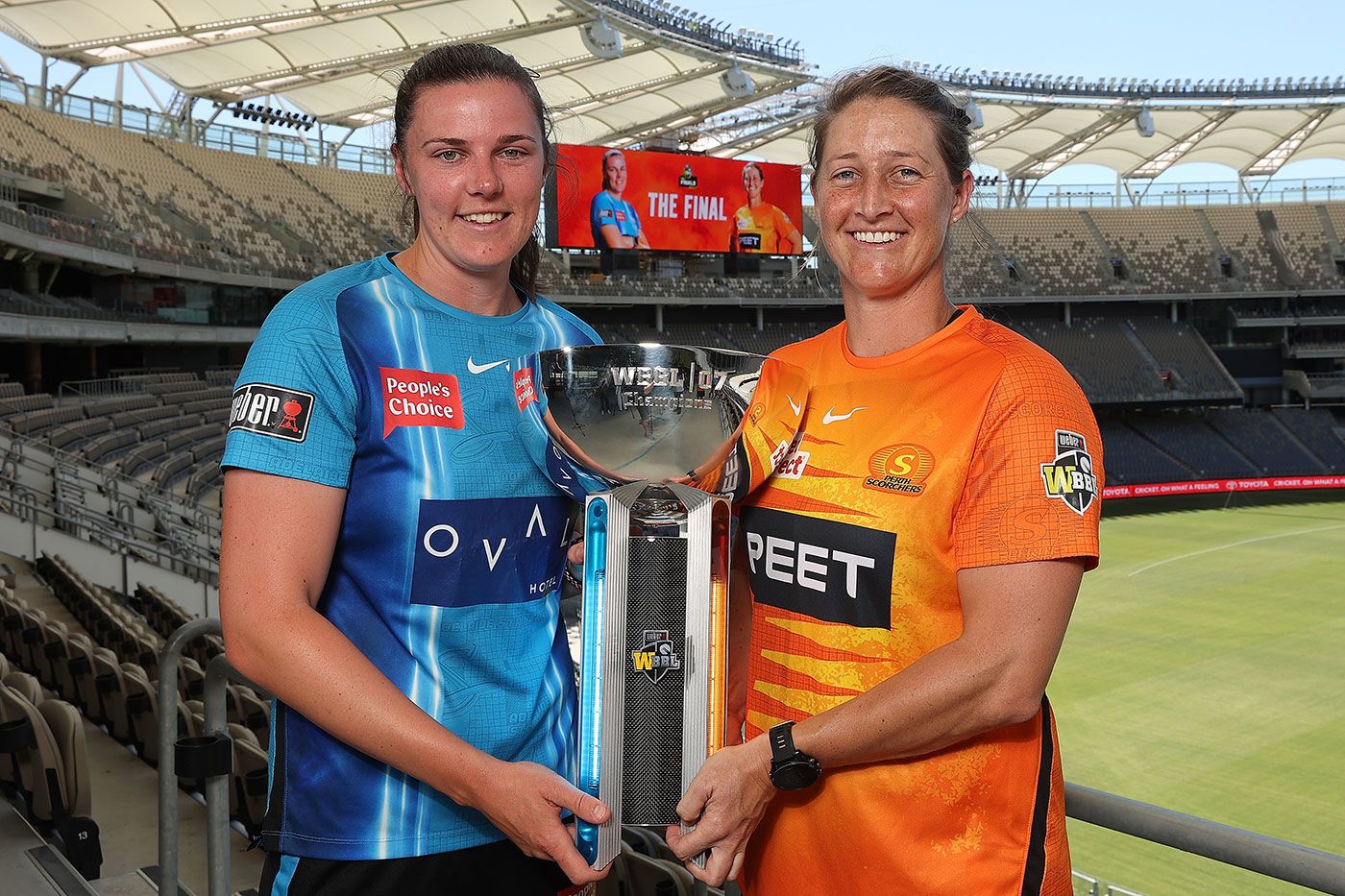 Tahlia McGrath and Sophie Devine with the WBBL trophy | ESPNcricinfo.com