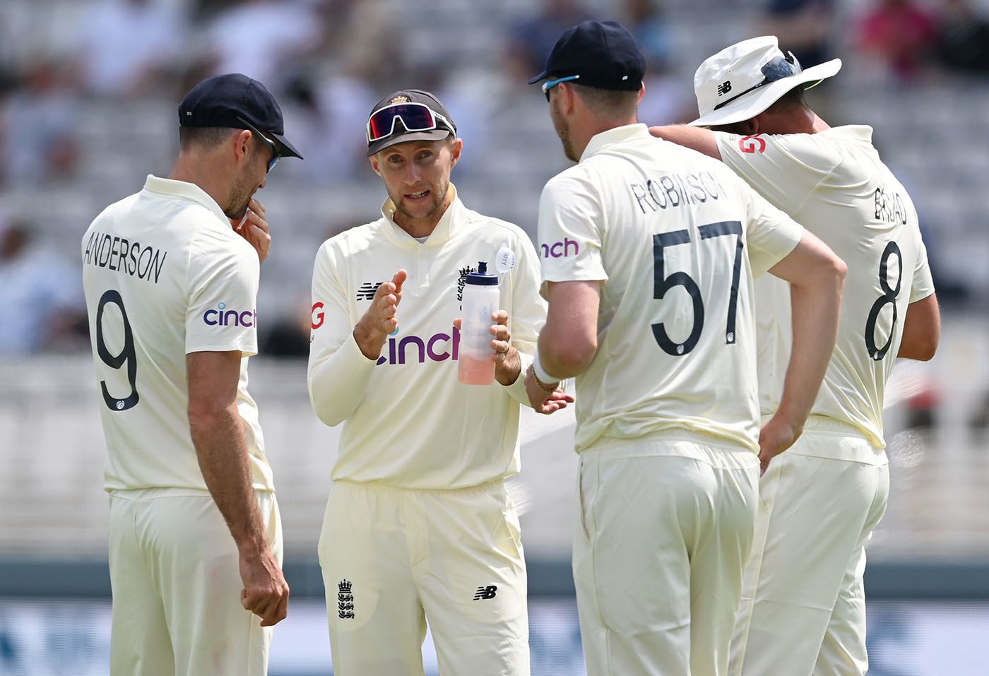 Joe Root speaks to Stuart Broad, James Anderson and Ollie Robinson ...
