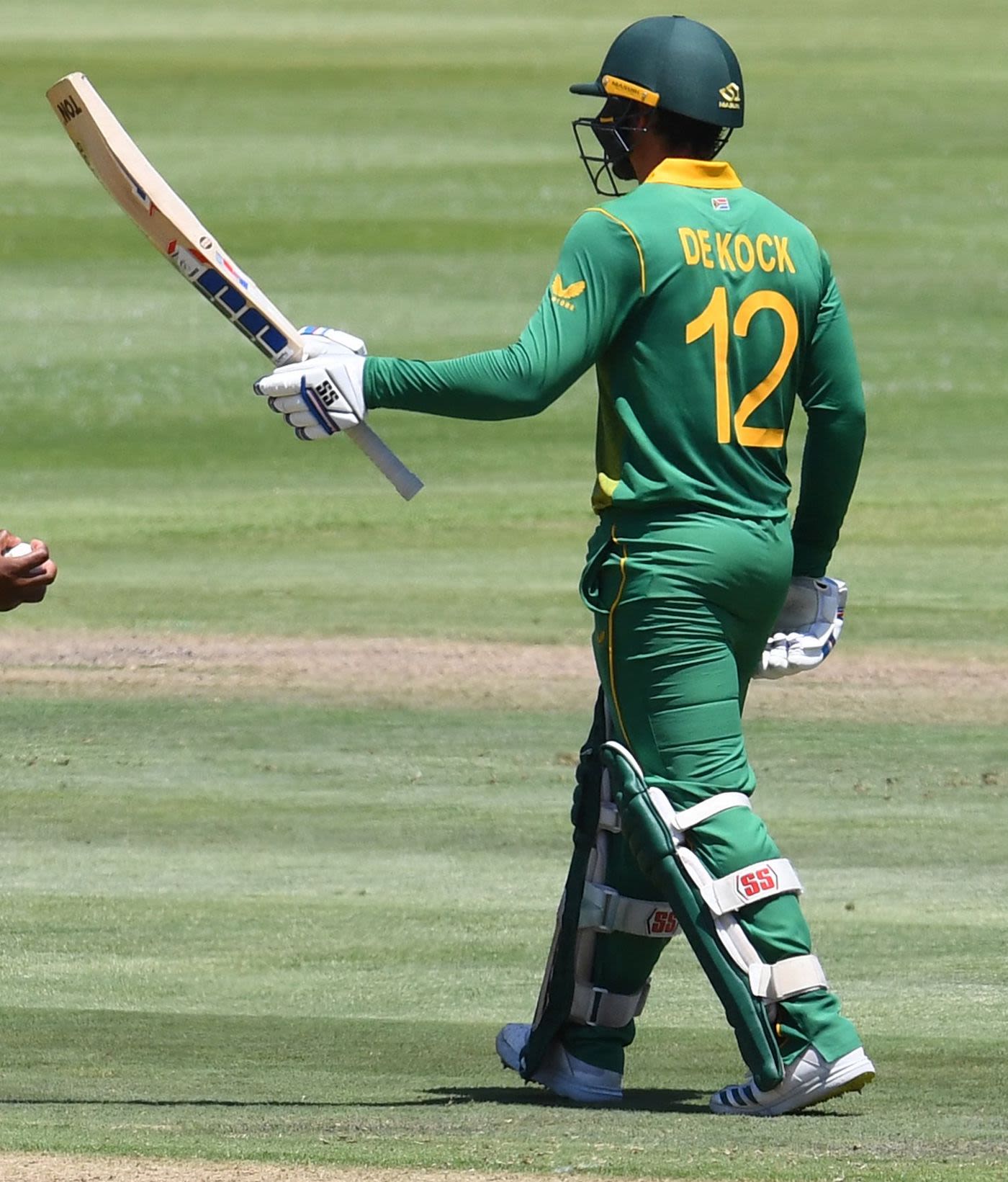 Quinton de Kock raises his bat after completing a half-century ...