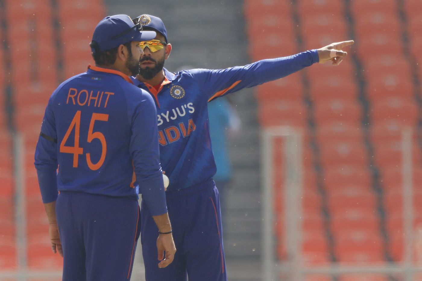 Virat Kohli and Rohit Sharma discuss field placements | ESPNcricinfo.com Virat Kohli and Rohit Sharma discuss field placements | ESPNcricinfo.com