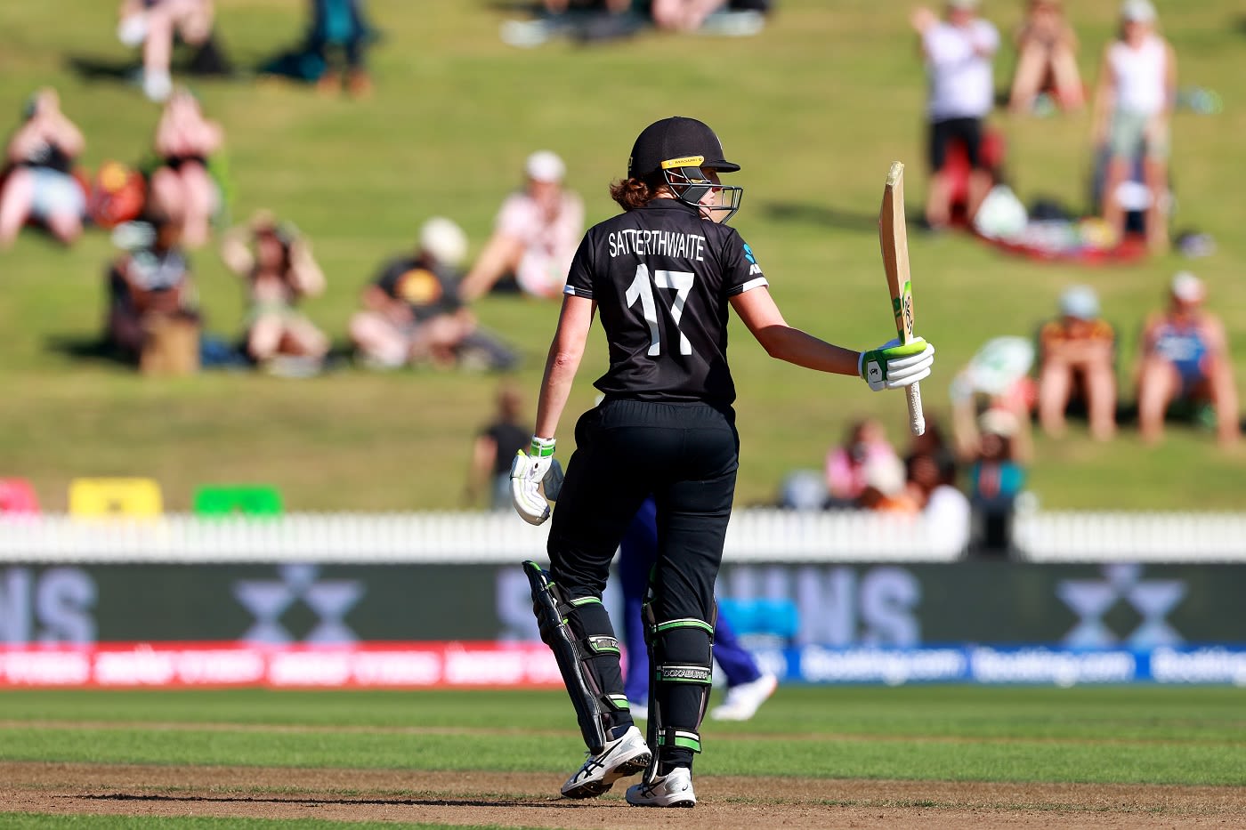 Amy Satterthwaite raises the bat after her half-century | ESPNcricinfo.com
