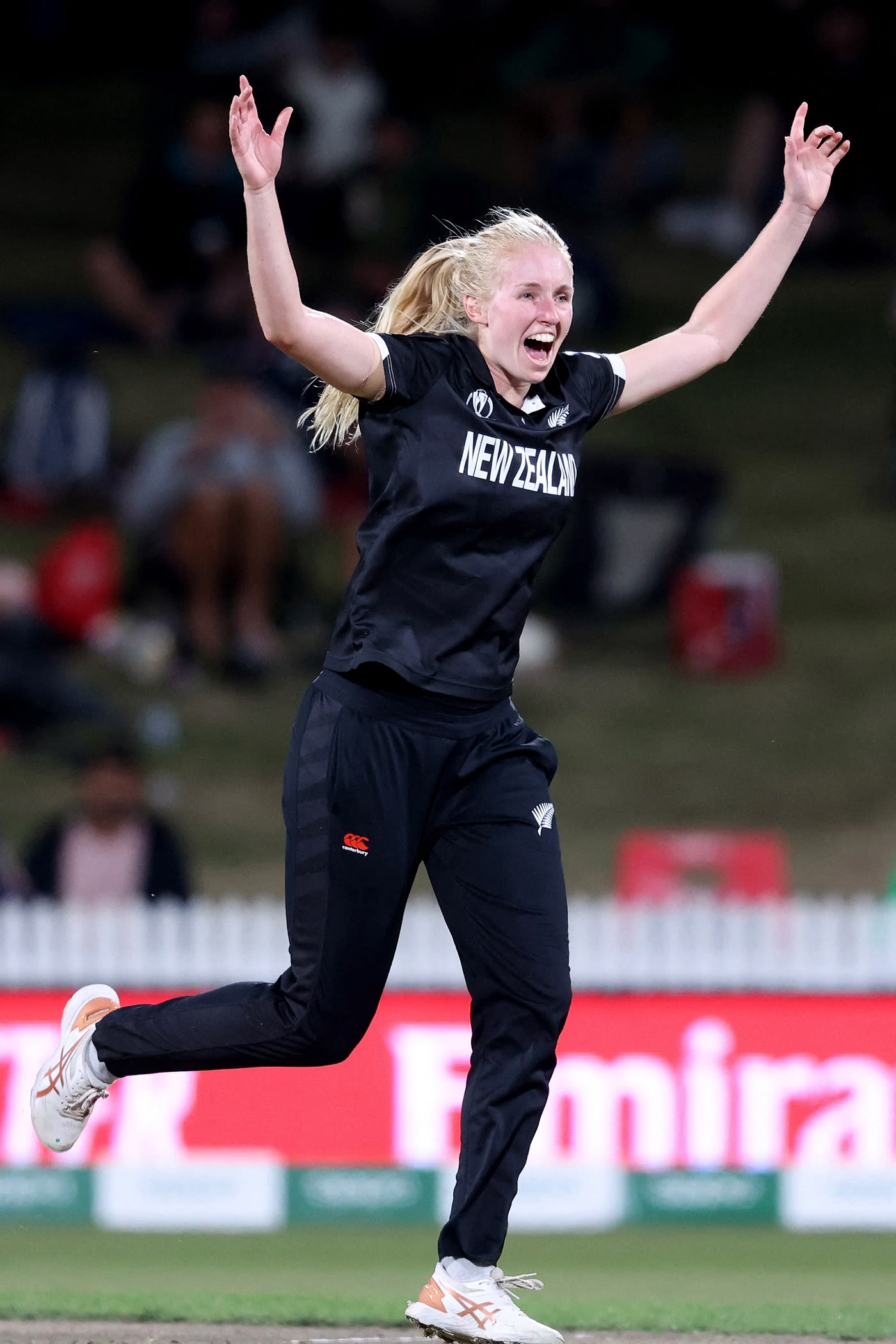 Hannah Rowe dismissed Sune Luus at a crucial time in the chase ...