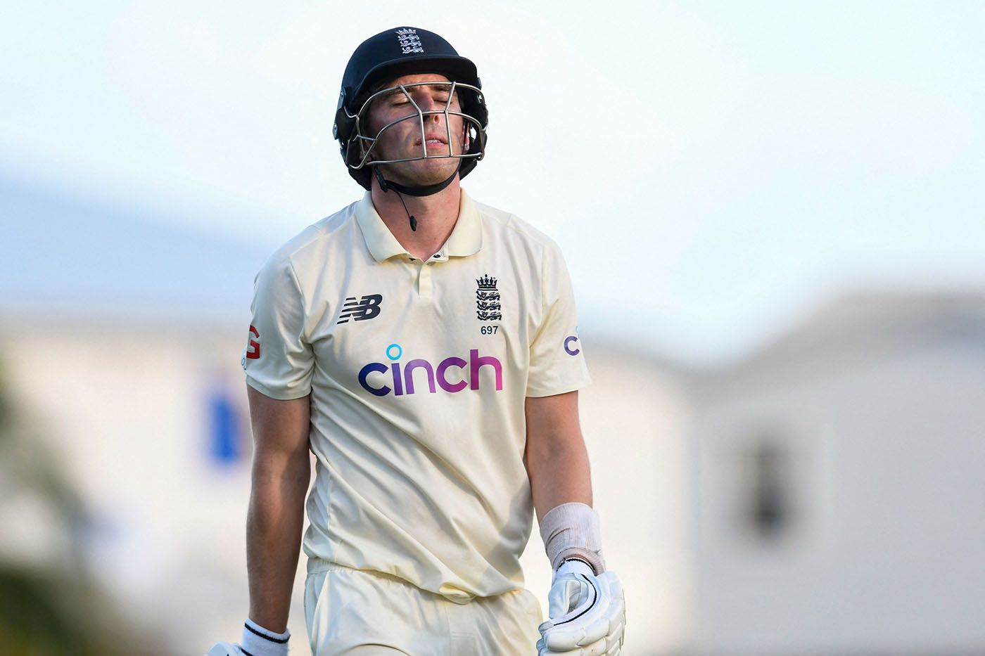 Dan Lawrence drags himself off | ESPNcricinfo.com