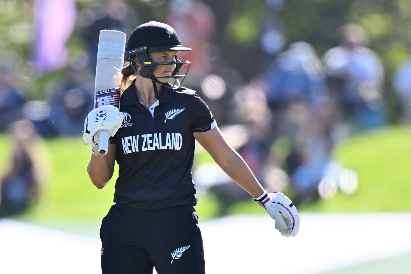 Suzie Bates scans the field | ESPNcricinfo.com