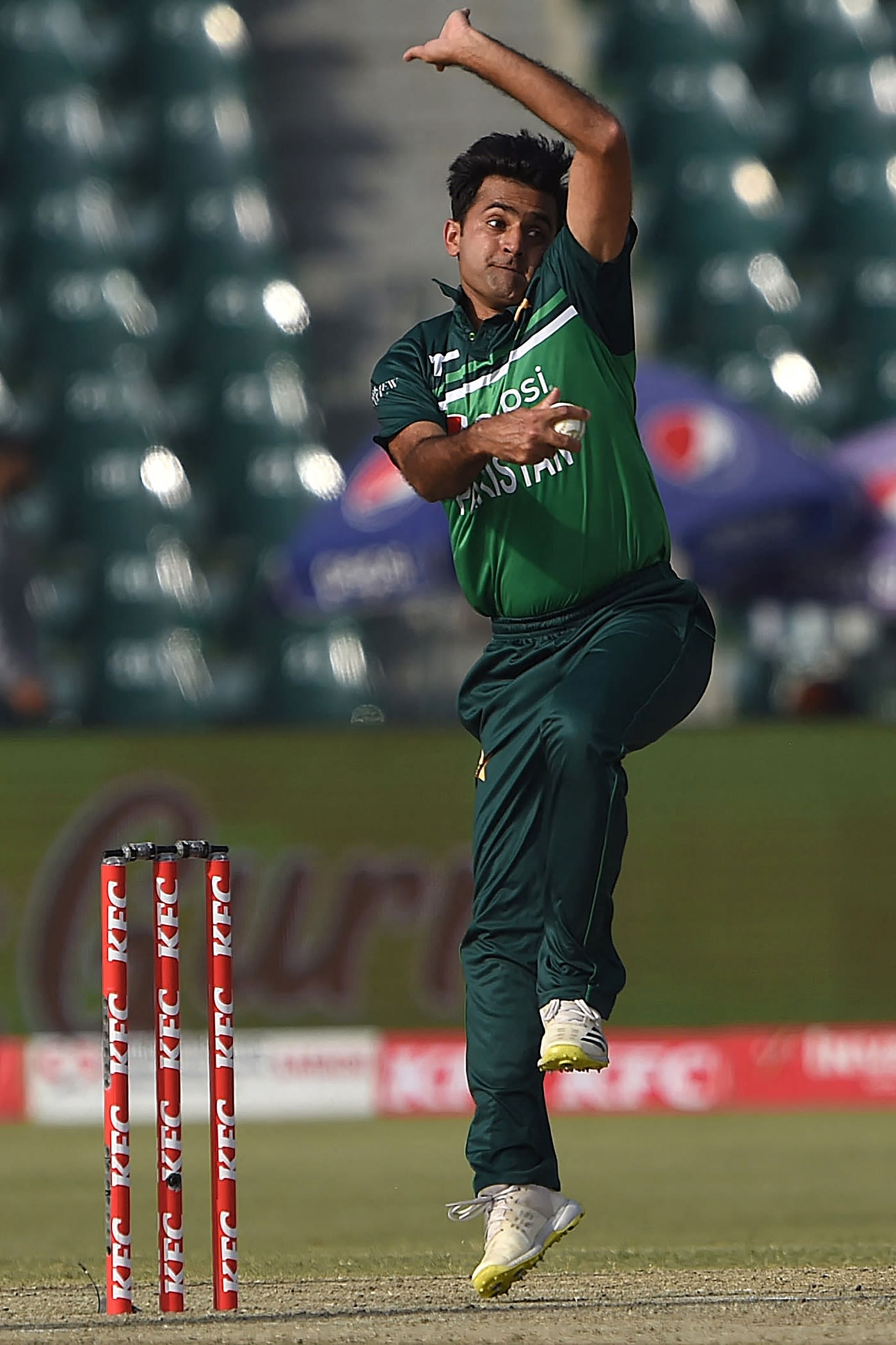 Zahid Mahmood loads up to bowl | ESPNcricinfo.com