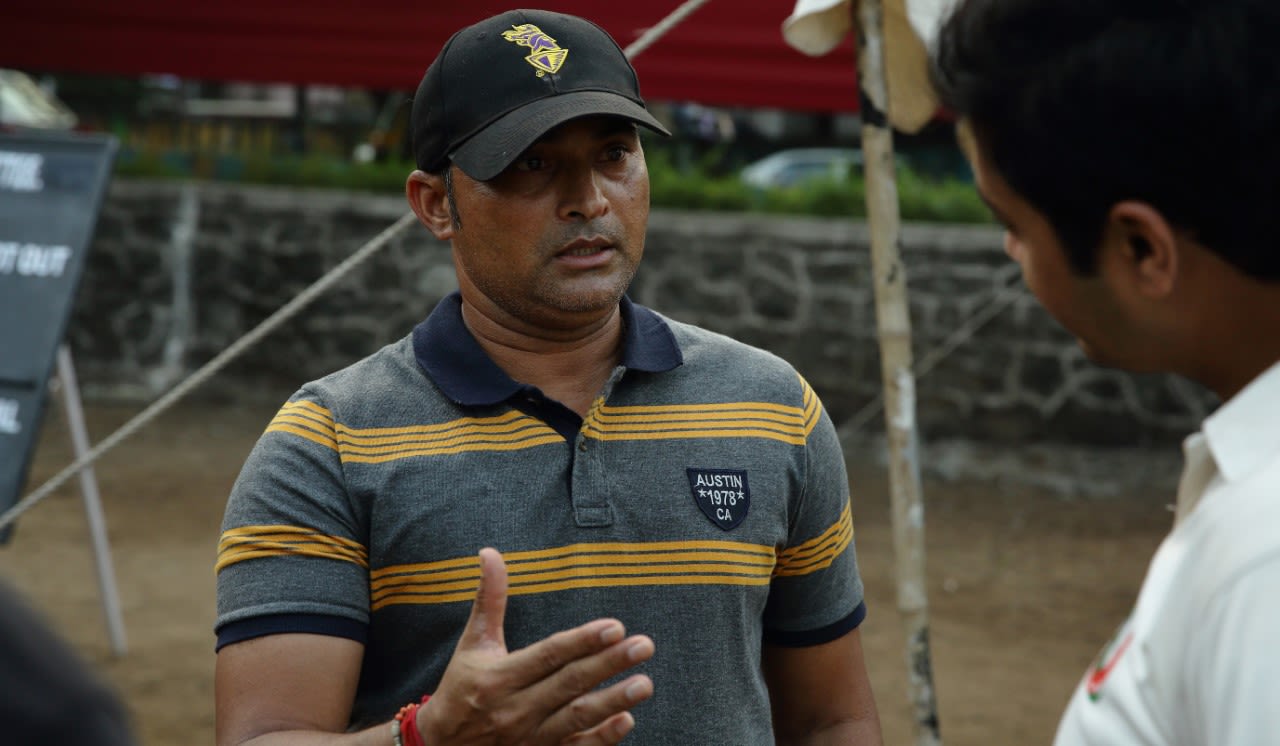 Pravin Tambe talks to Shreyas Talpade on the sets of Kaun Pravin Tambe ...