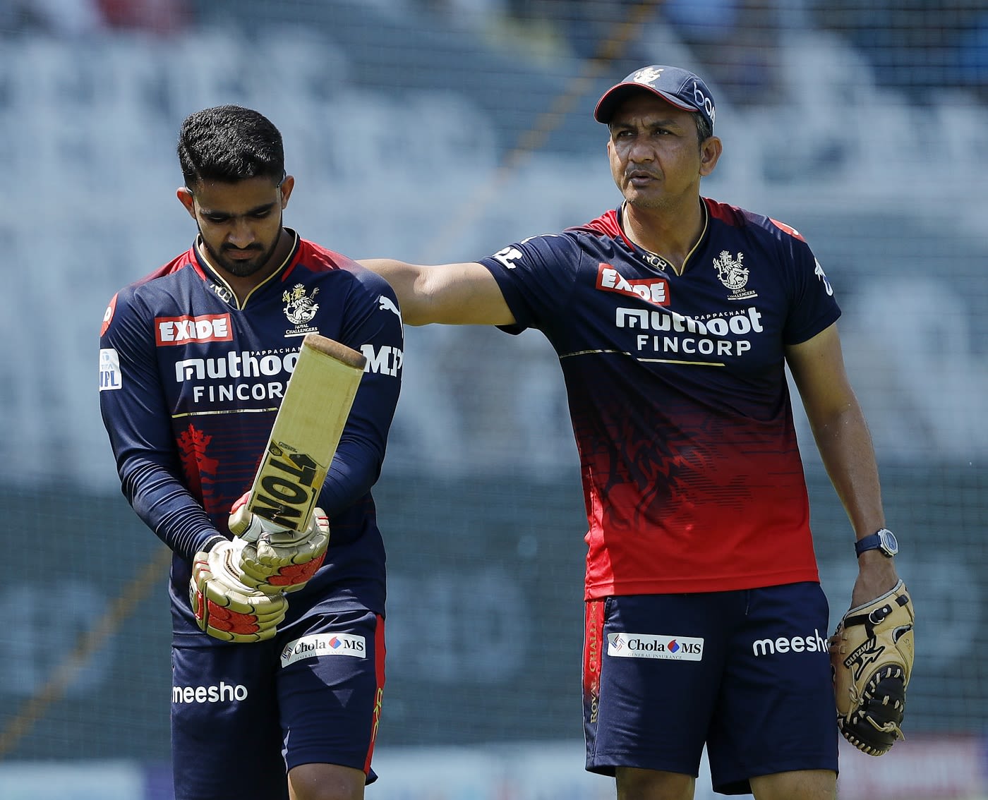 Mahipal Lomror gets a pat from head coach Sanjay Bangar | ESPNcricinfo.com