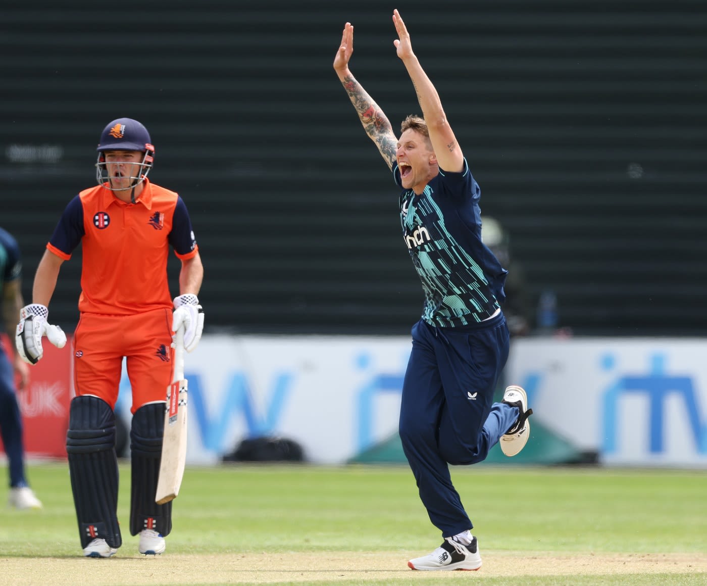 Brydon Carse knows he's trapped Tom Cooper lbw as Bas de Leede looks on ...