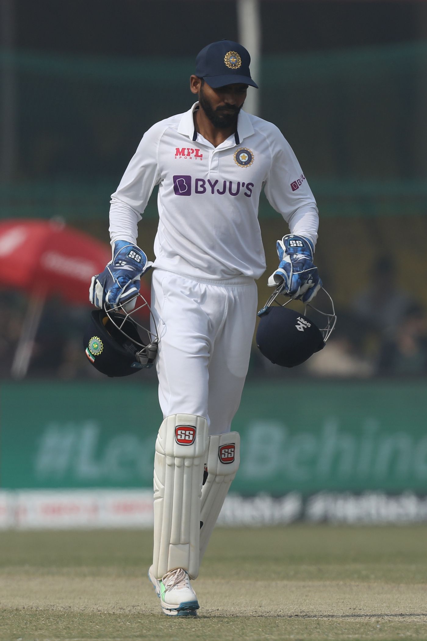 KS Bharat takes care of the fielders' helmets | ESPNcricinfo.com