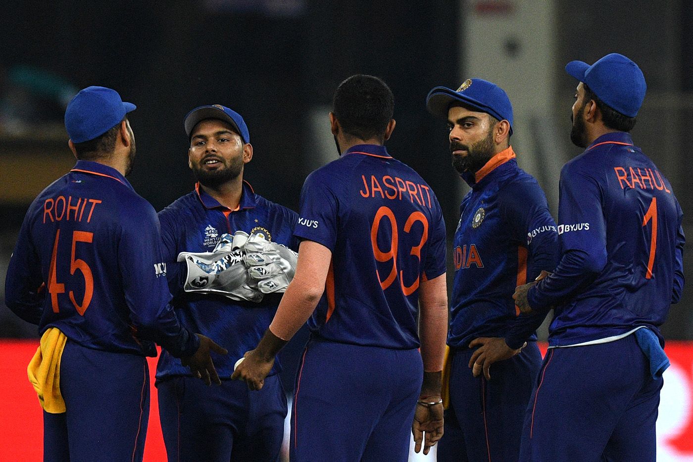 Rohit Sharma, Rishabh Pant, Jasprit Bumrah, Virat Kohli and KL Rahul have a chat | ESPNcricinfo.com