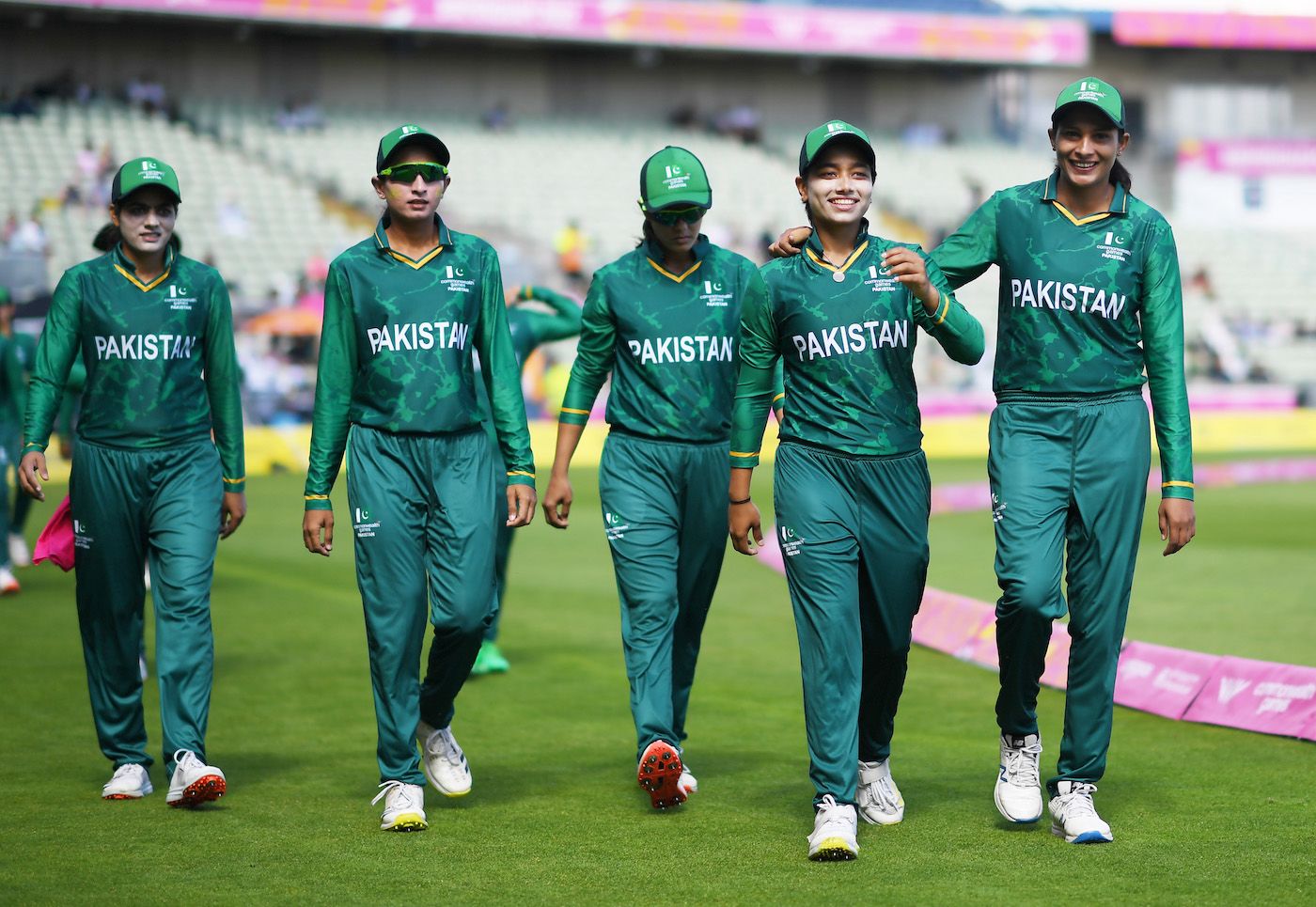 The Pakistan players get ready for the game to start | ESPNcricinfo.com