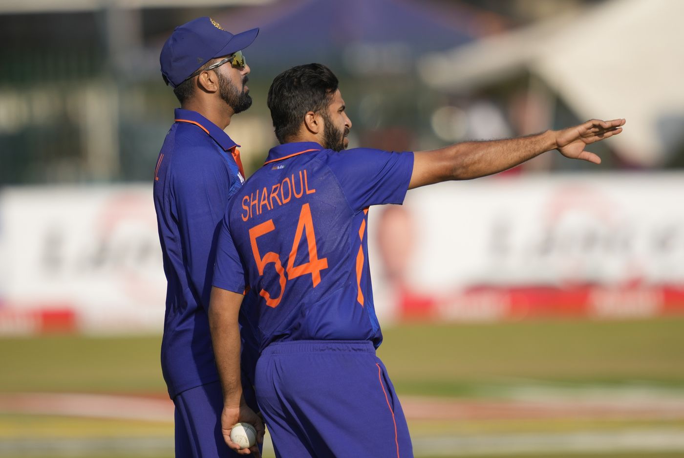 Shardul Thakur sets his field alongside captain KL Rahul | ESPNcricinfo.com