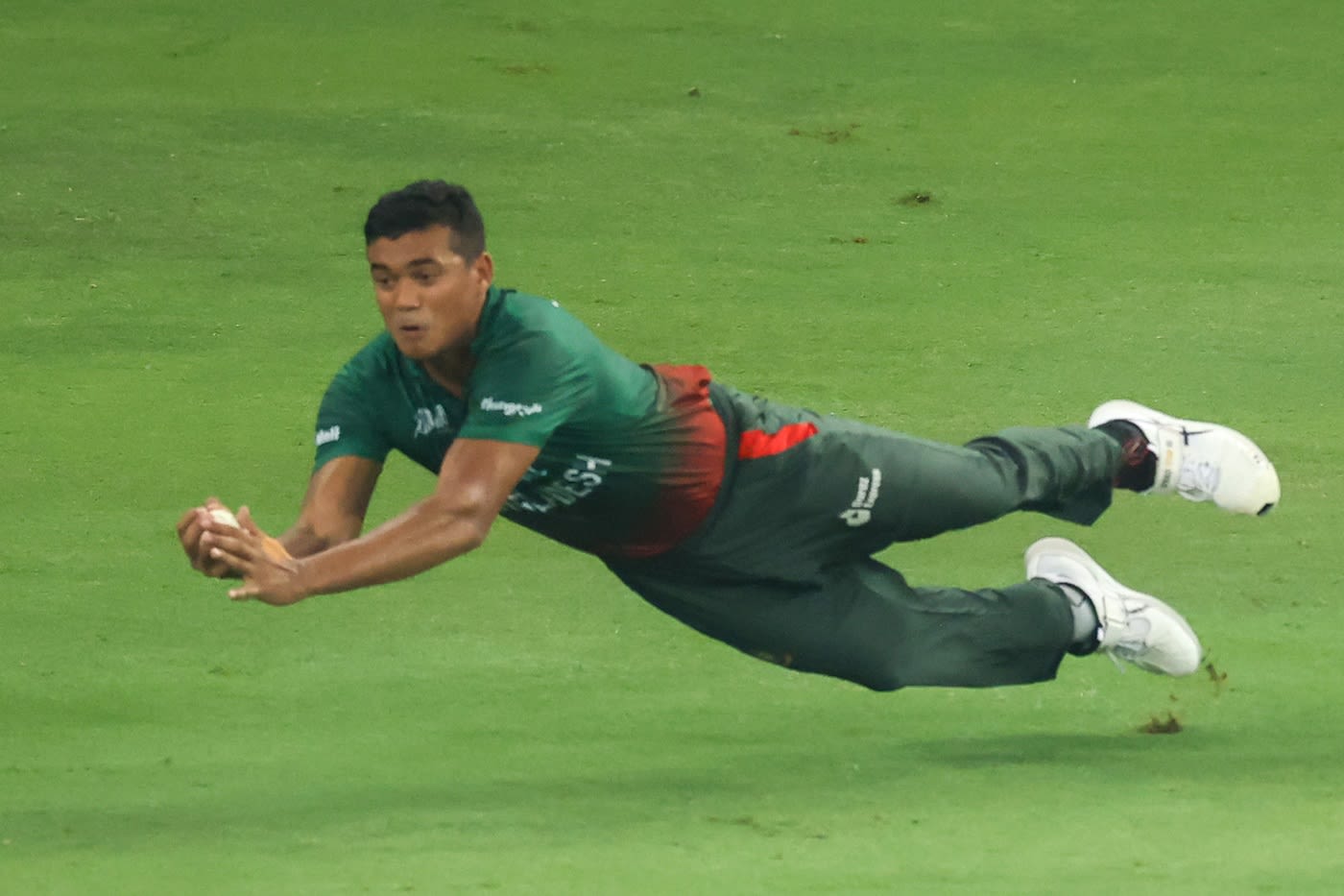 Taskin Ahmed completes a difficult catch | ESPNcricinfo.com