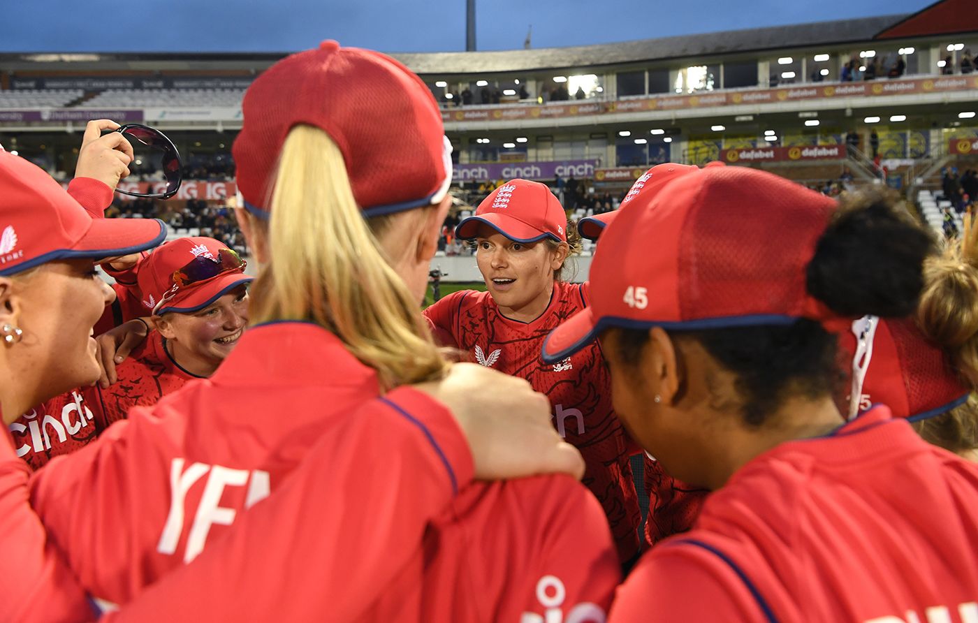 Amy Jones speaks to her team in the huddle | ESPNcricinfo.com