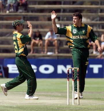Justin Kemp (r) and Justin Ontong celebrate the wicket of Masakadza ...