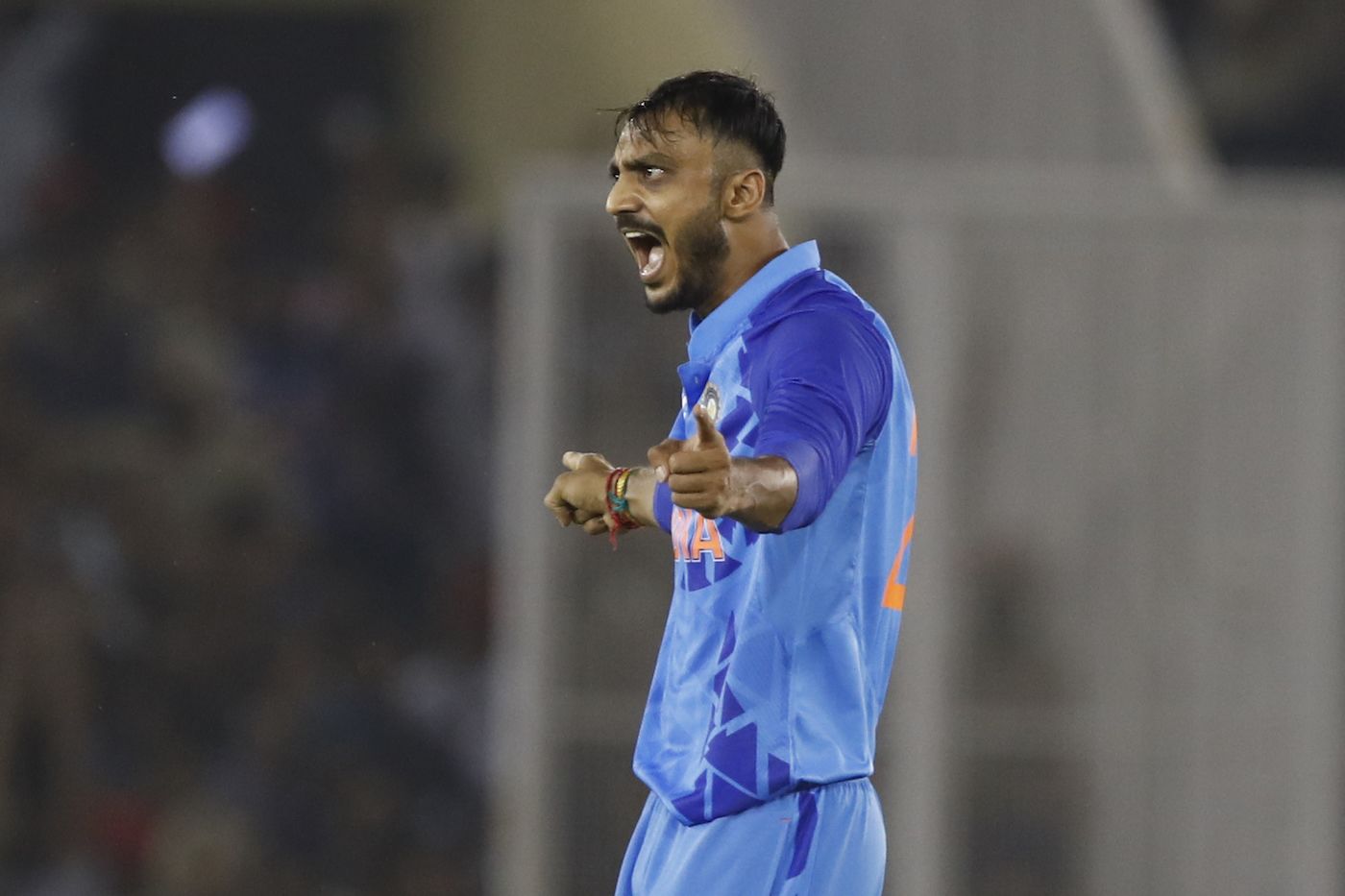 Axar Patel roars in delight after hitting Aaron Finch's stumps ...