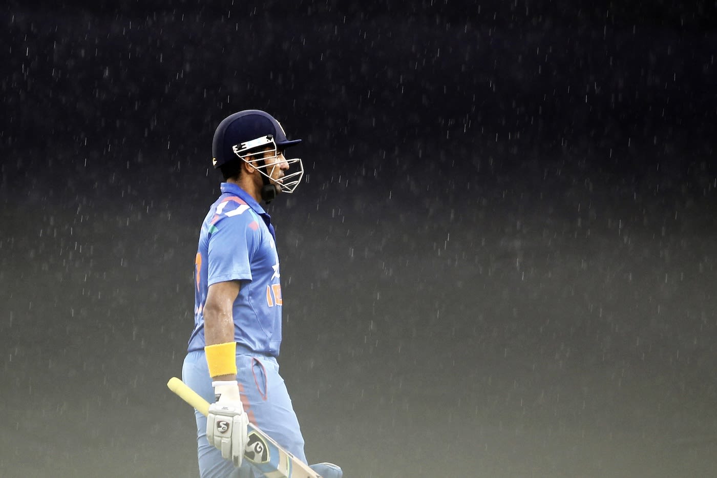 Robin Uthappa walks off the field as rain falls | ESPNcricinfo.com