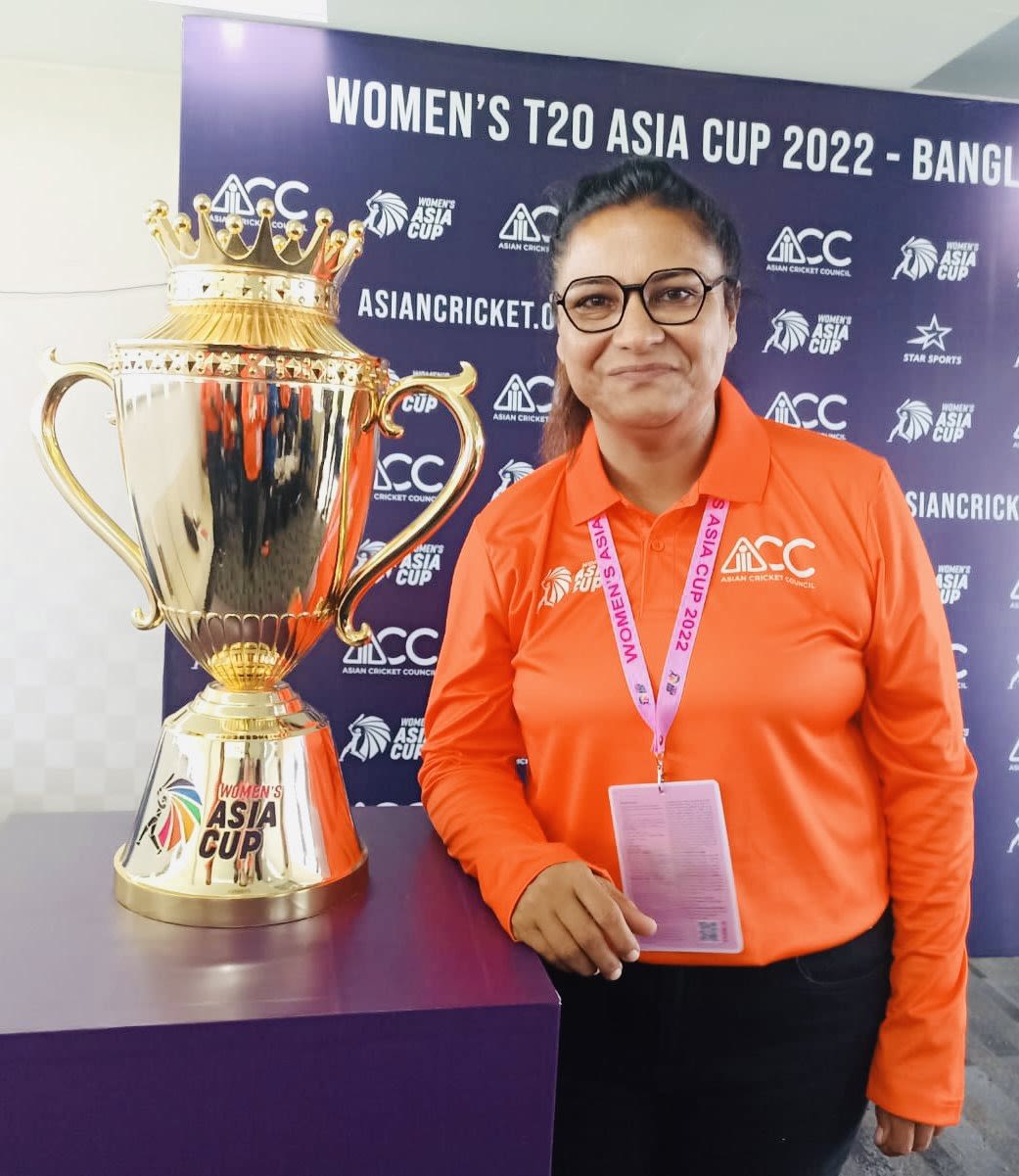 Saleema Imtiaz poses with the Women's Asia Cup trophy | ESPNcricinfo.com