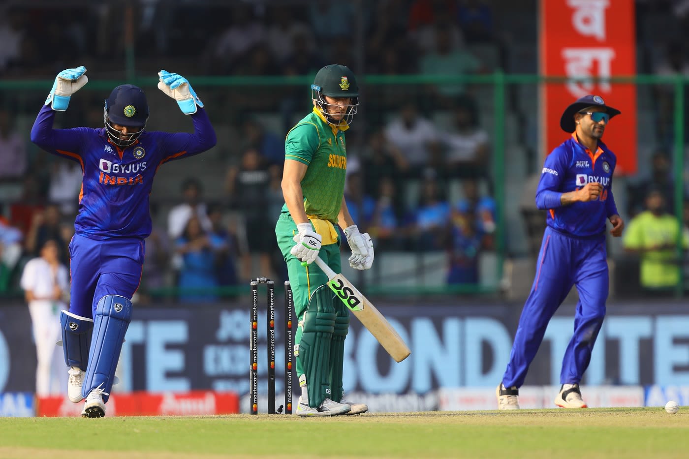 David Miller can't help but stare at the pitch, while Sanju Samson ...
