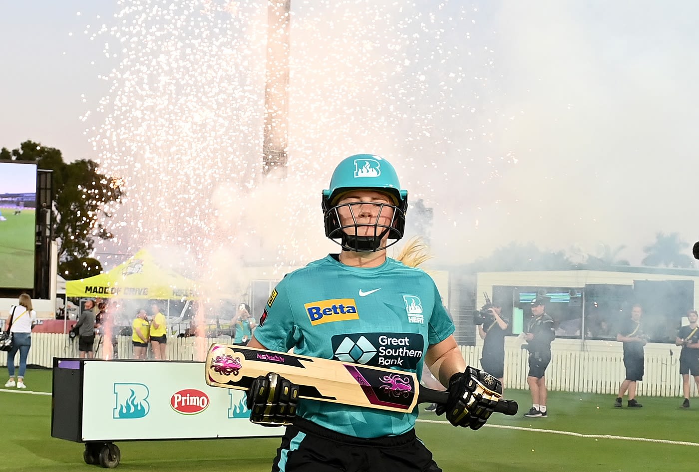 Ellie Johnston walks out to bat for Brisbane Heat | ESPNcricinfo.com