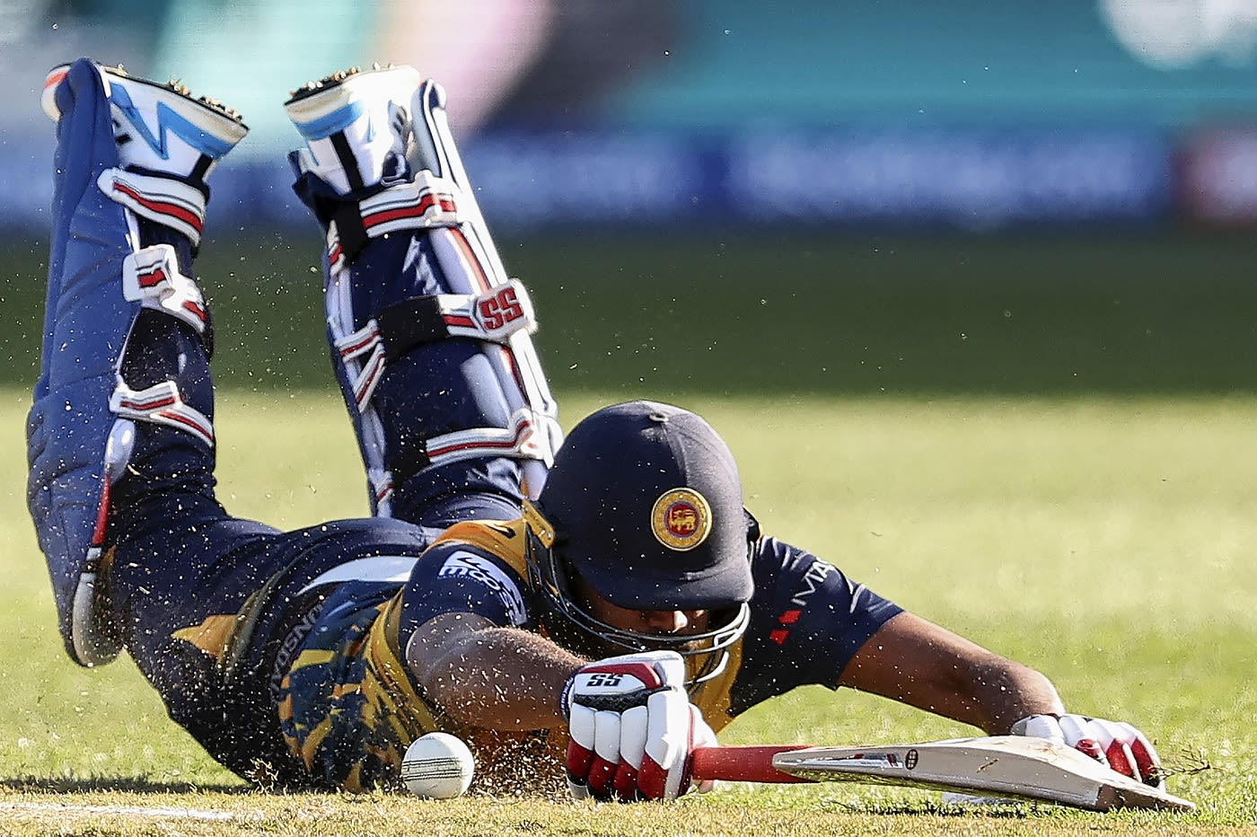 Bhanuka Rajapaksa makes a valiant dive to make it back into his crease ...