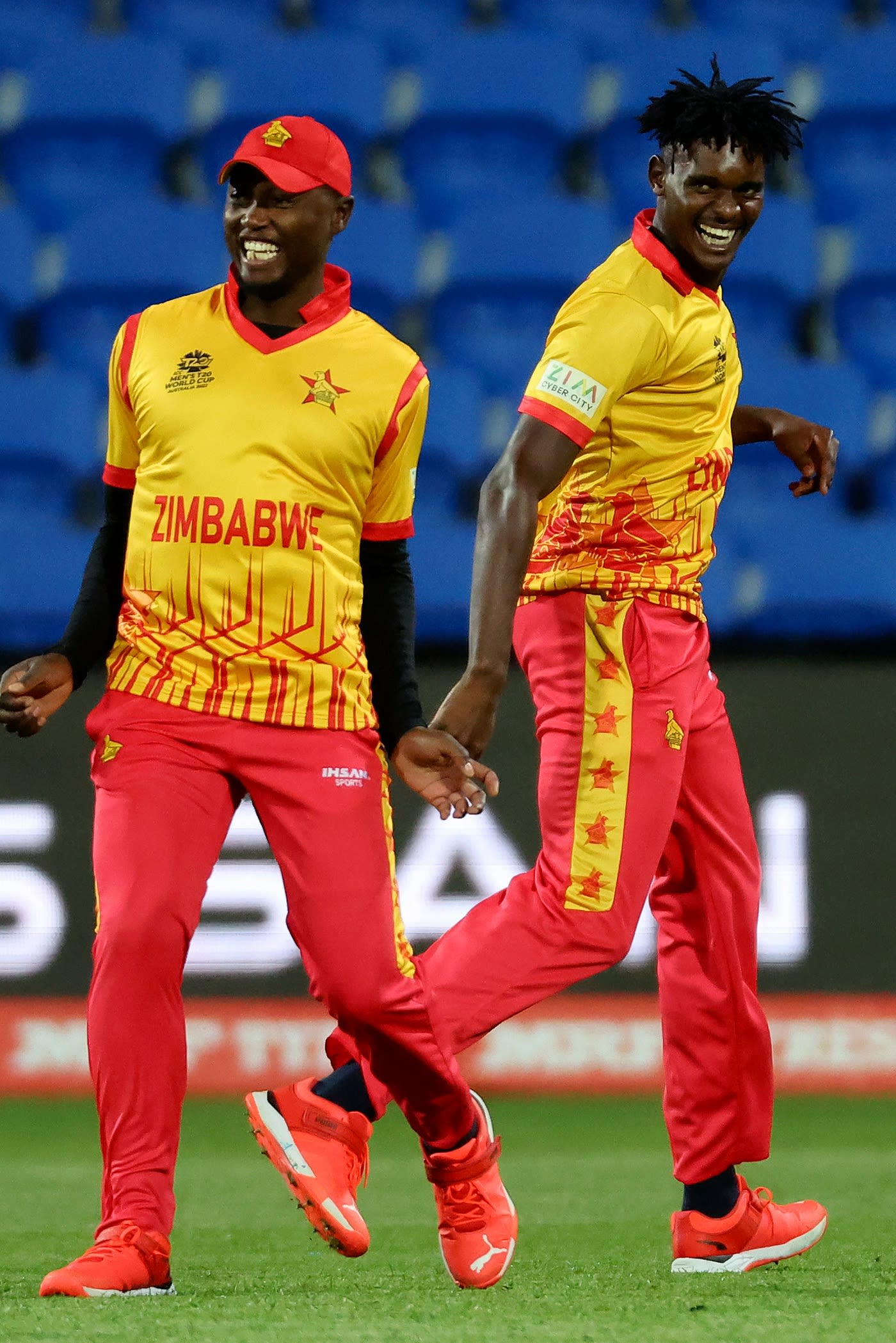 Tendai Chatara and Richard Ngarava celebrate a wicket | ESPNcricinfo.com