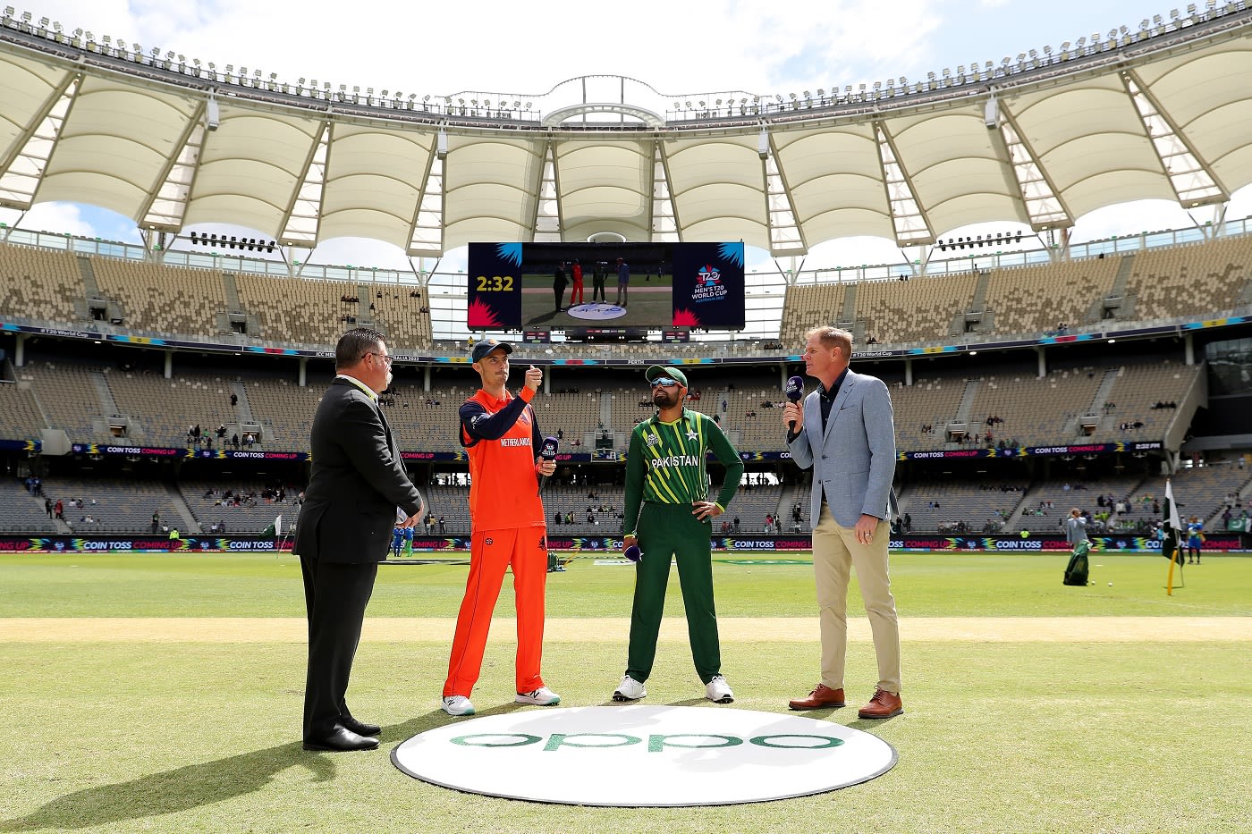 All eyes on the coin as Scott Edwards spins it | ESPNcricinfo.com