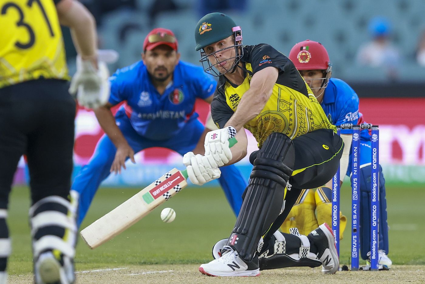 Mitchell Marsh shapes up for the sweep shot | ESPNcricinfo.com