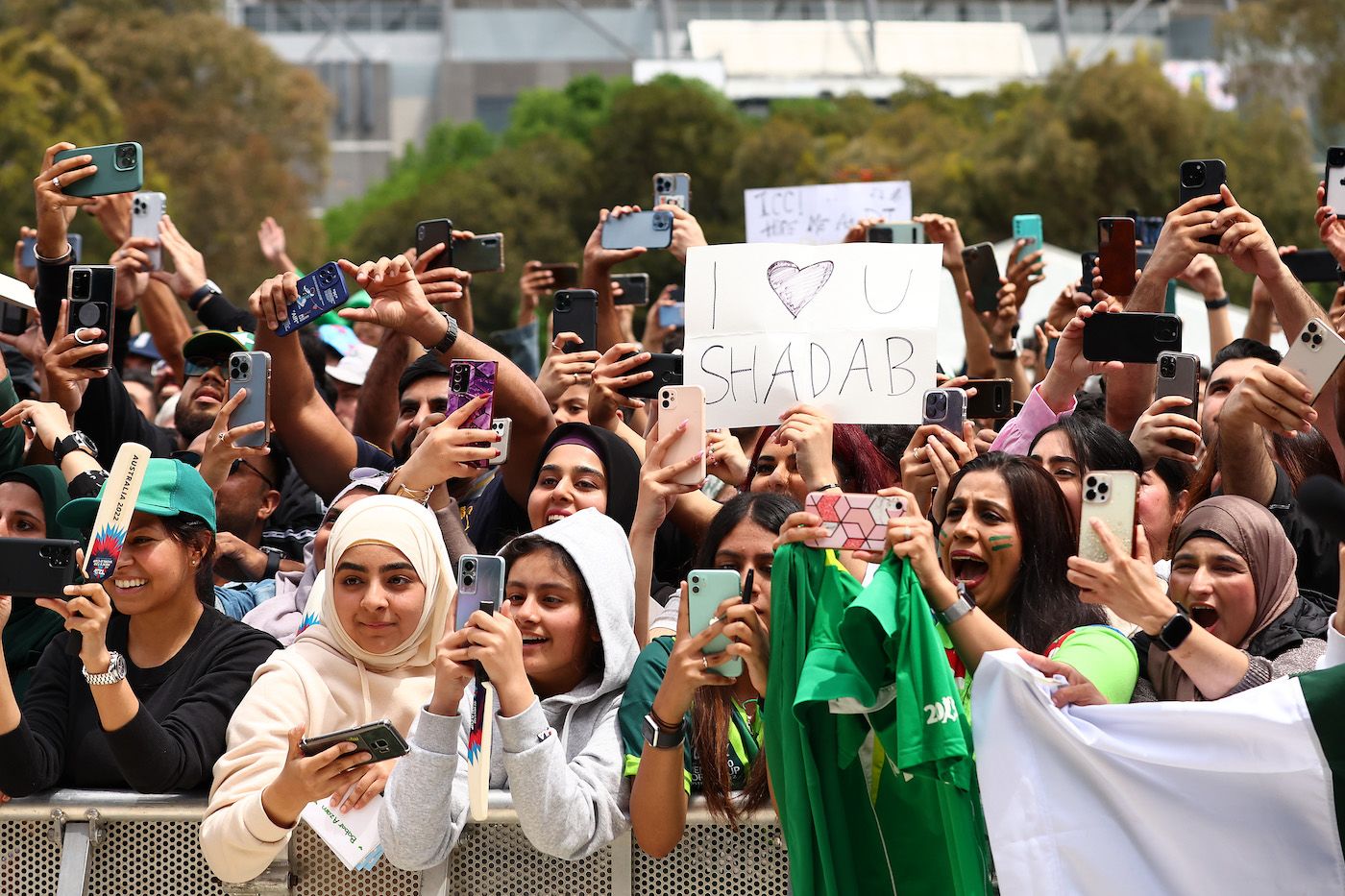 Pakistan fans arrive in large numbers to catch a glimpse of their team ...