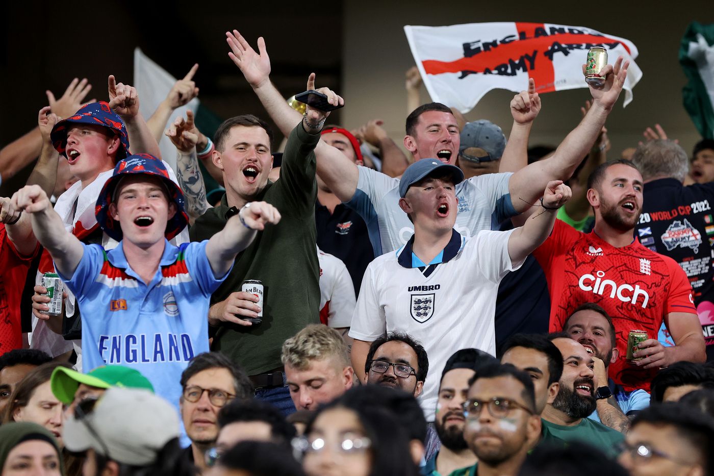 England fans get in the spirit of things at the MCG | ESPNcricinfo.com