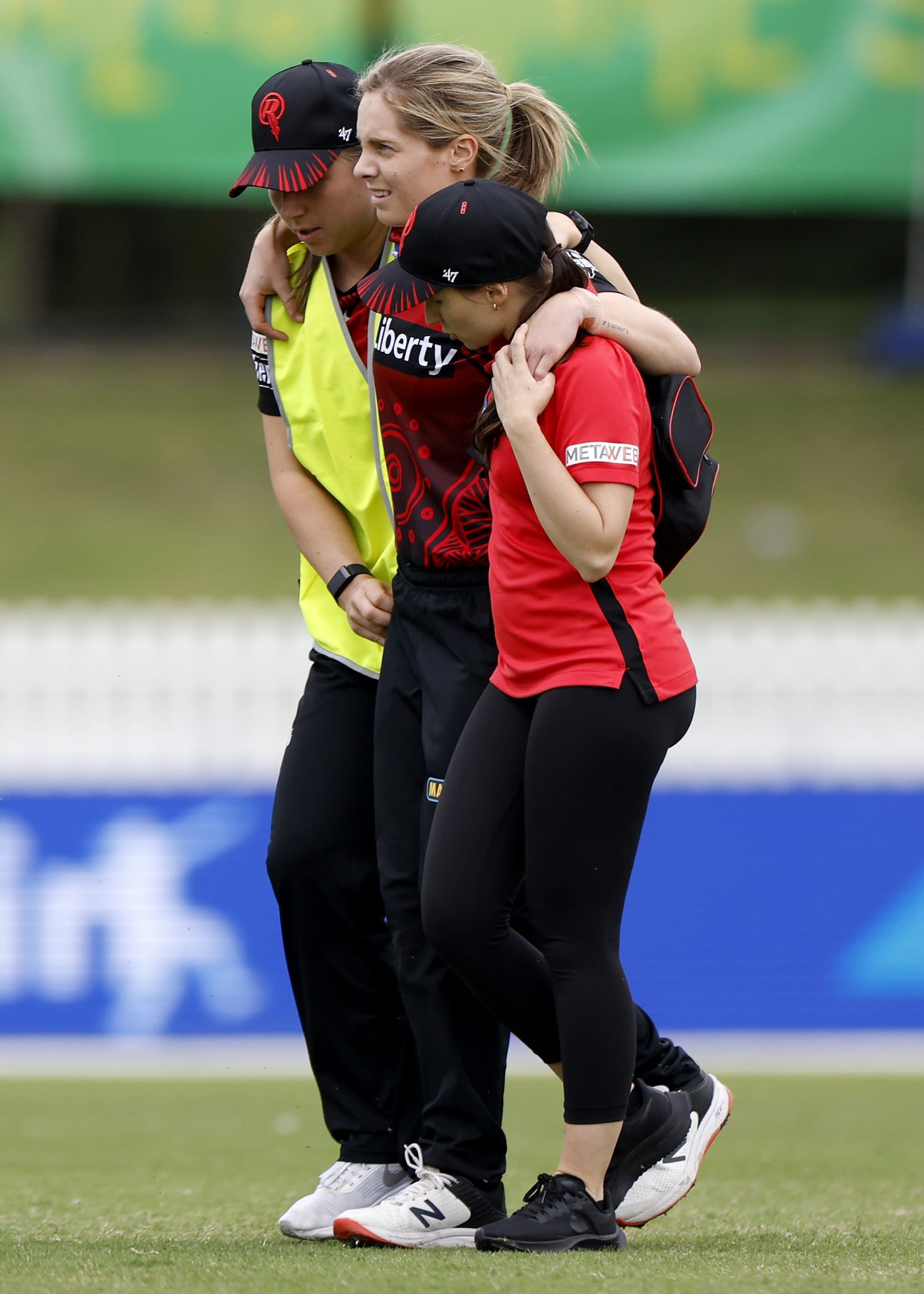 Sophie Molineux helped off after rupturing her ACL in her knee ...