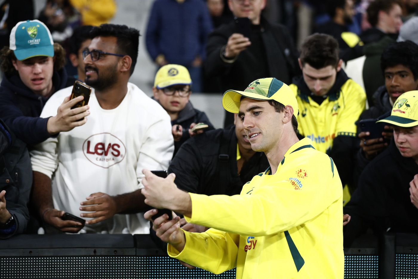 Pat Cummins makes a group of selfie-seekers happy | ESPNcricinfo.com